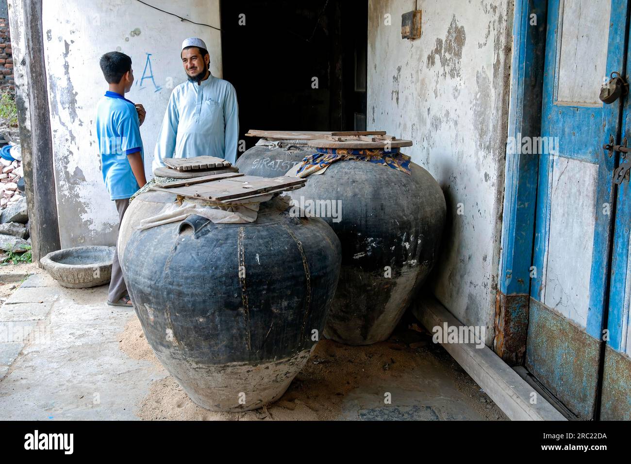 Indian family in rain hi-res stock photography and images - Alamy