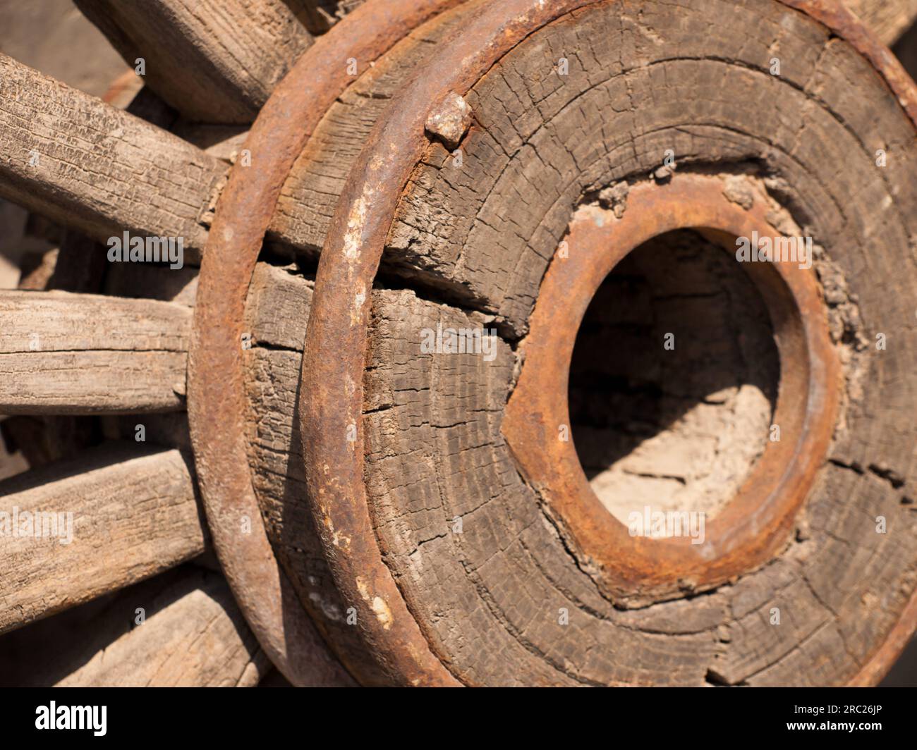 Old wooden wheel Stock Photo - Alamy