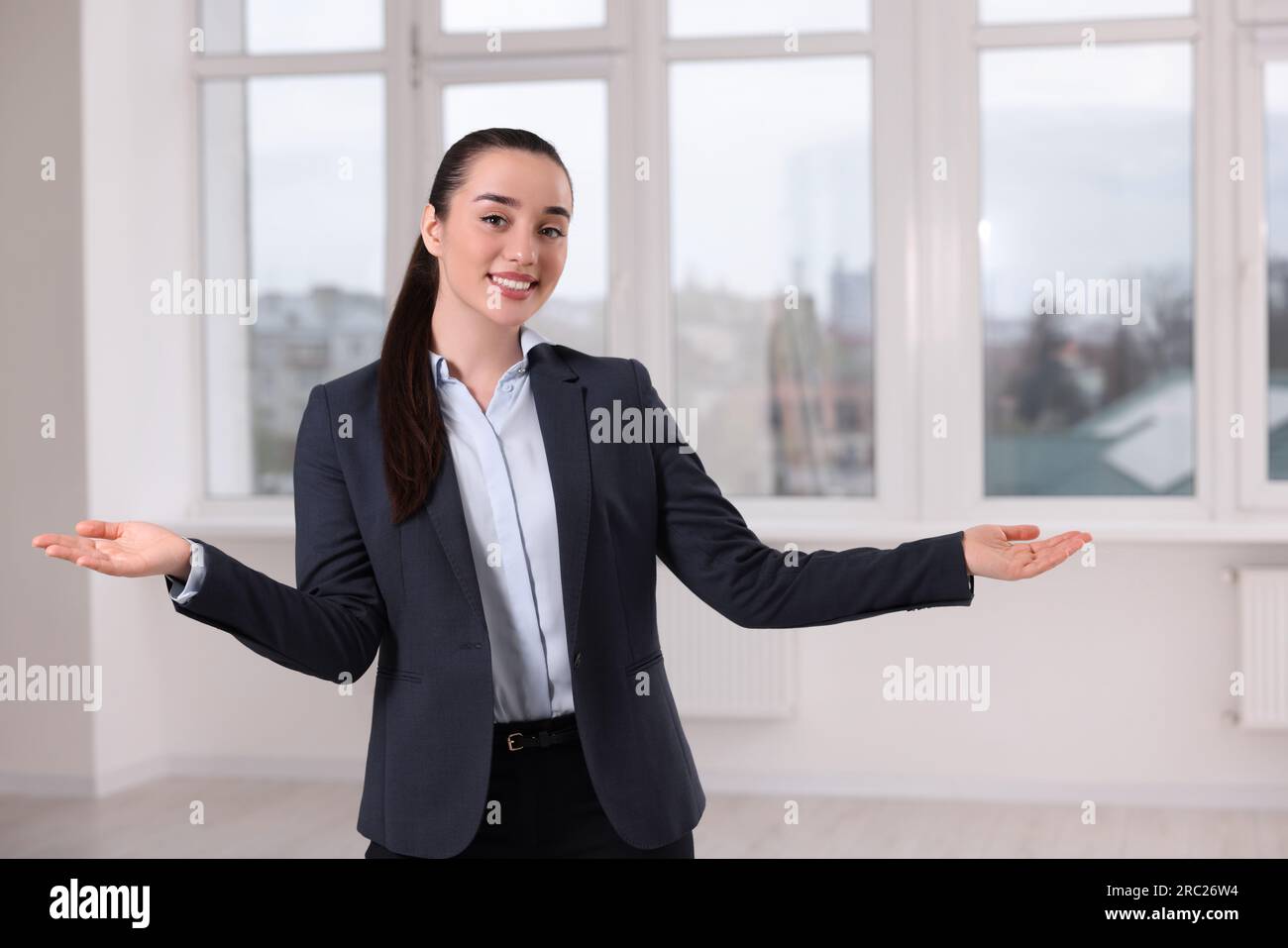Happy real estate agent showing new apartment Stock Photo - Alamy
