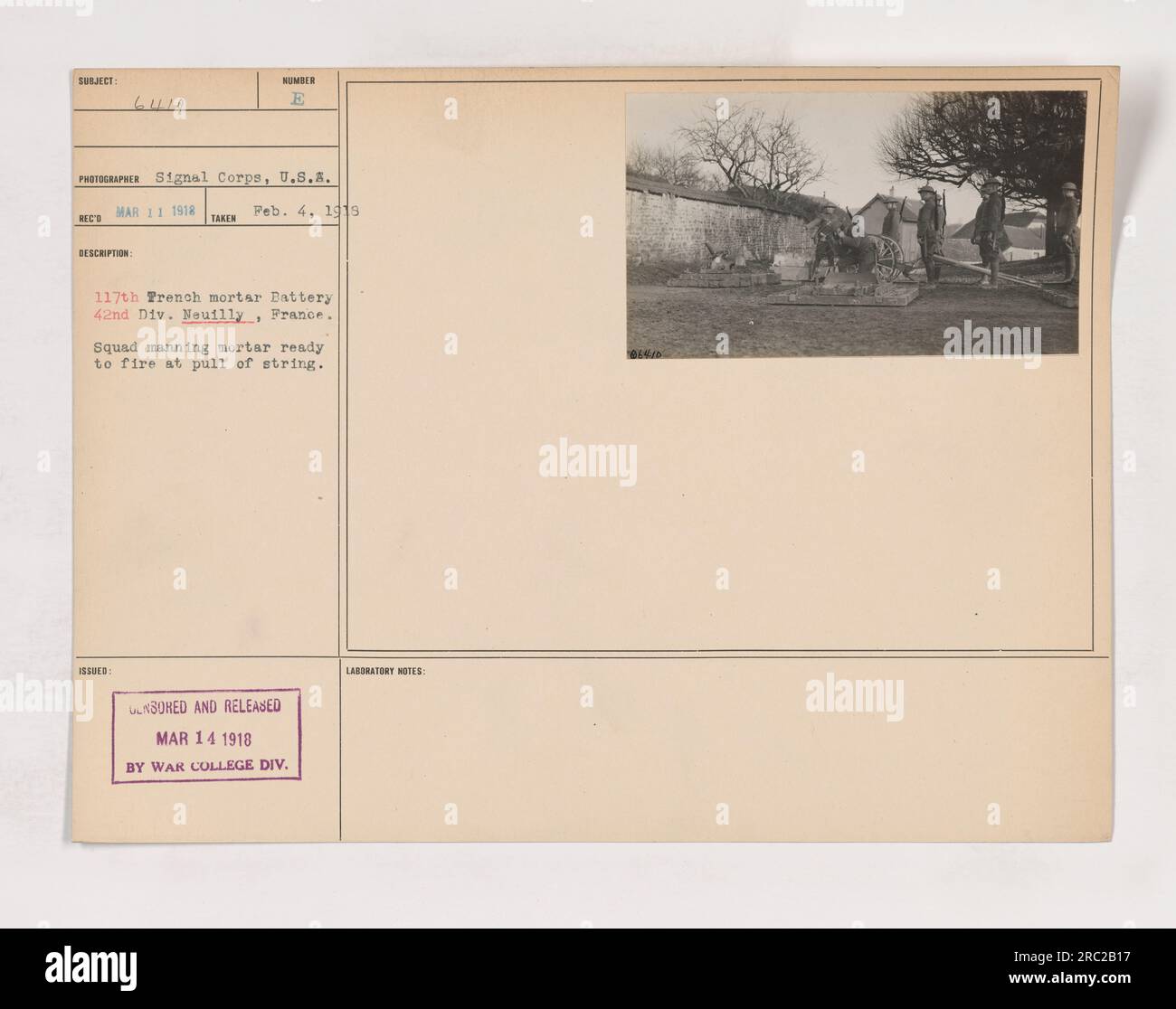 Caption: "Squad from the E 117th French mortar Battery in the 42nd Div ...