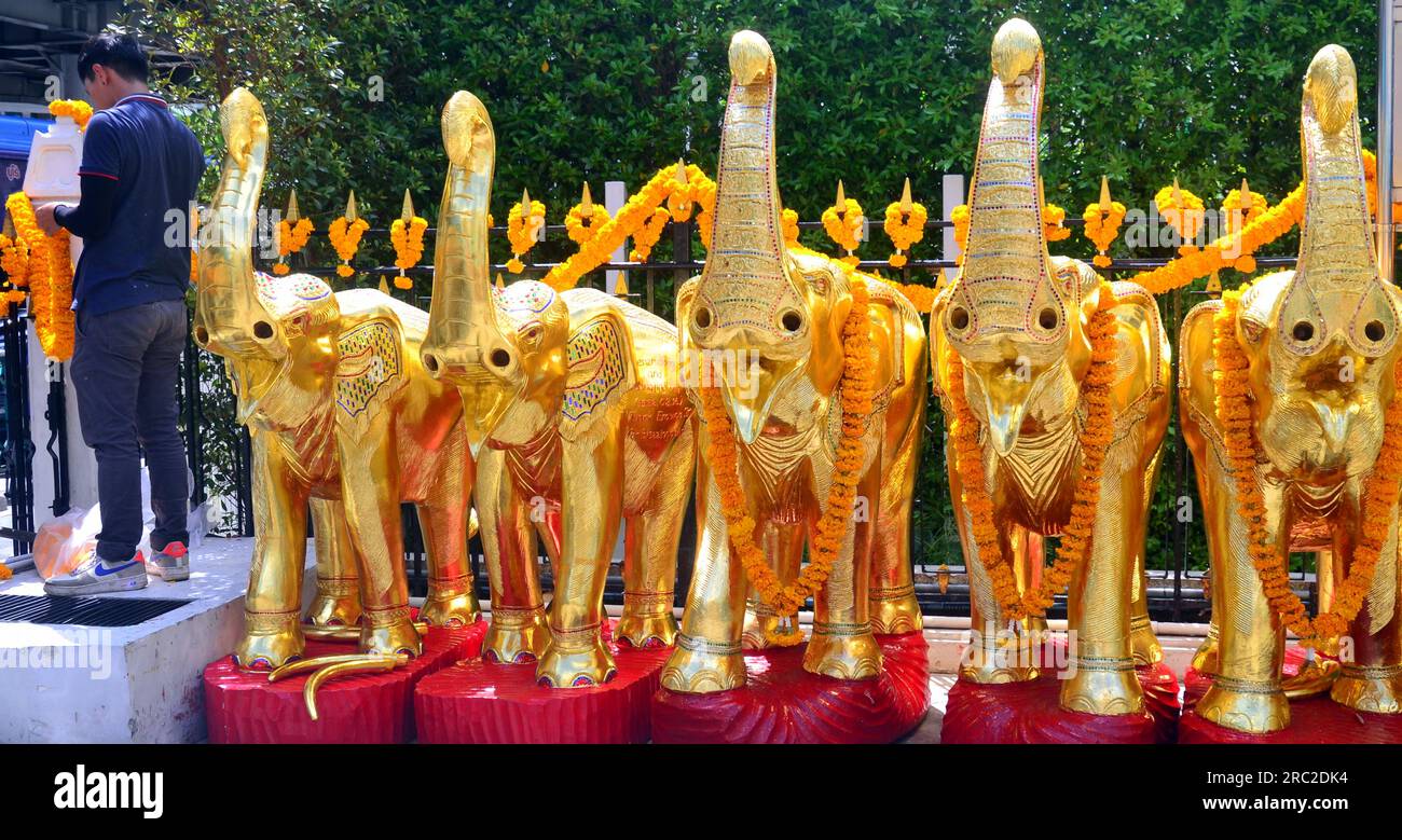 Gold coloured elephants hi-res stock photography and images - Alamy