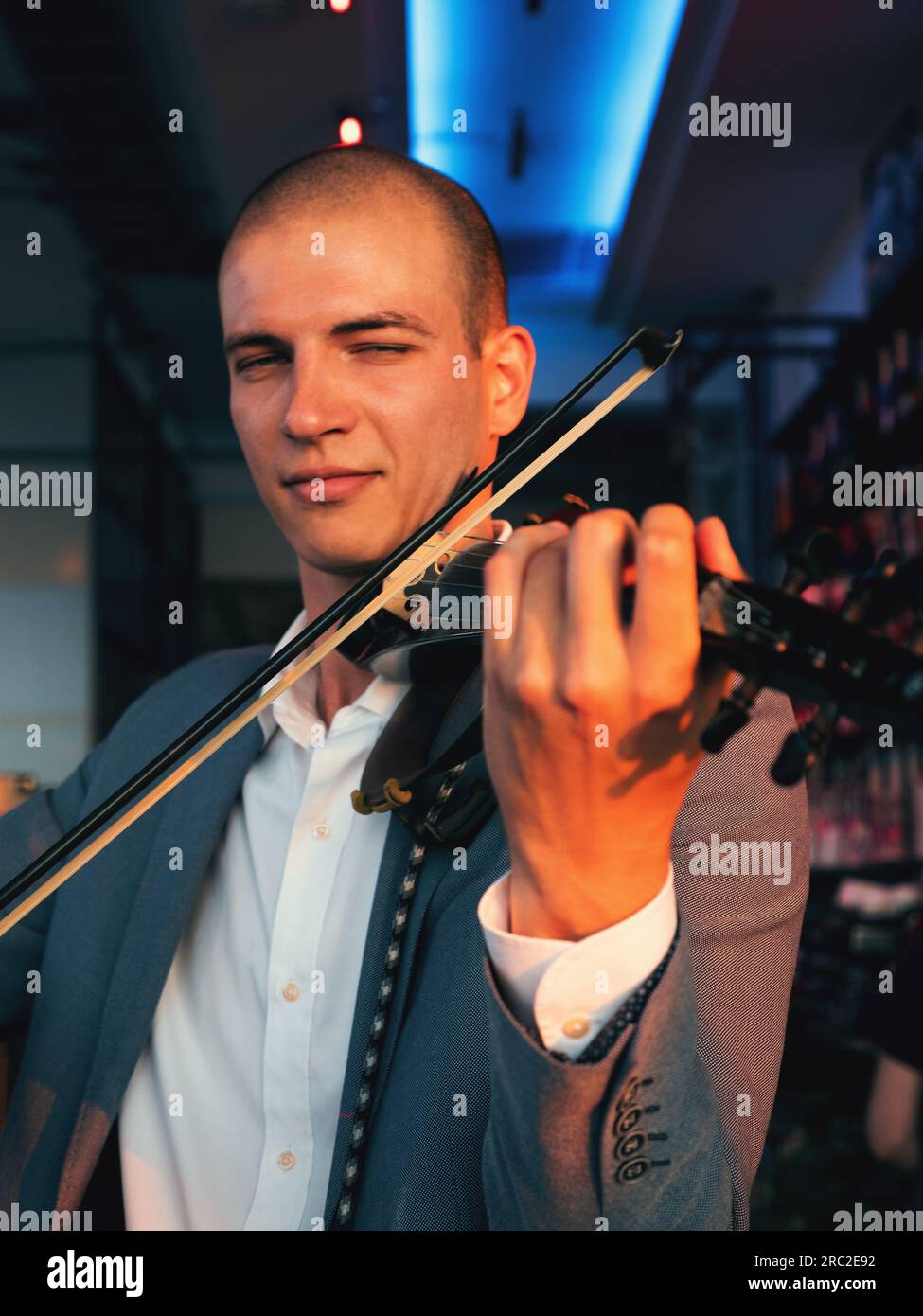 Black jacket symphony concert hi-res stock photography and images - Alamy