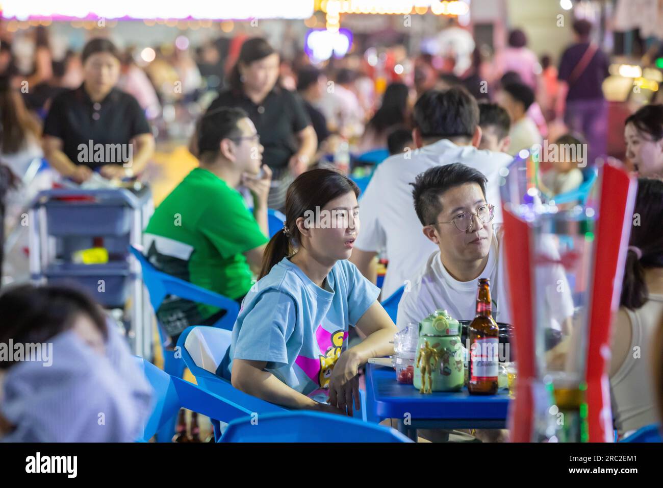 People experience Zibo barbecue at a night market in Zhengzhou City ...
