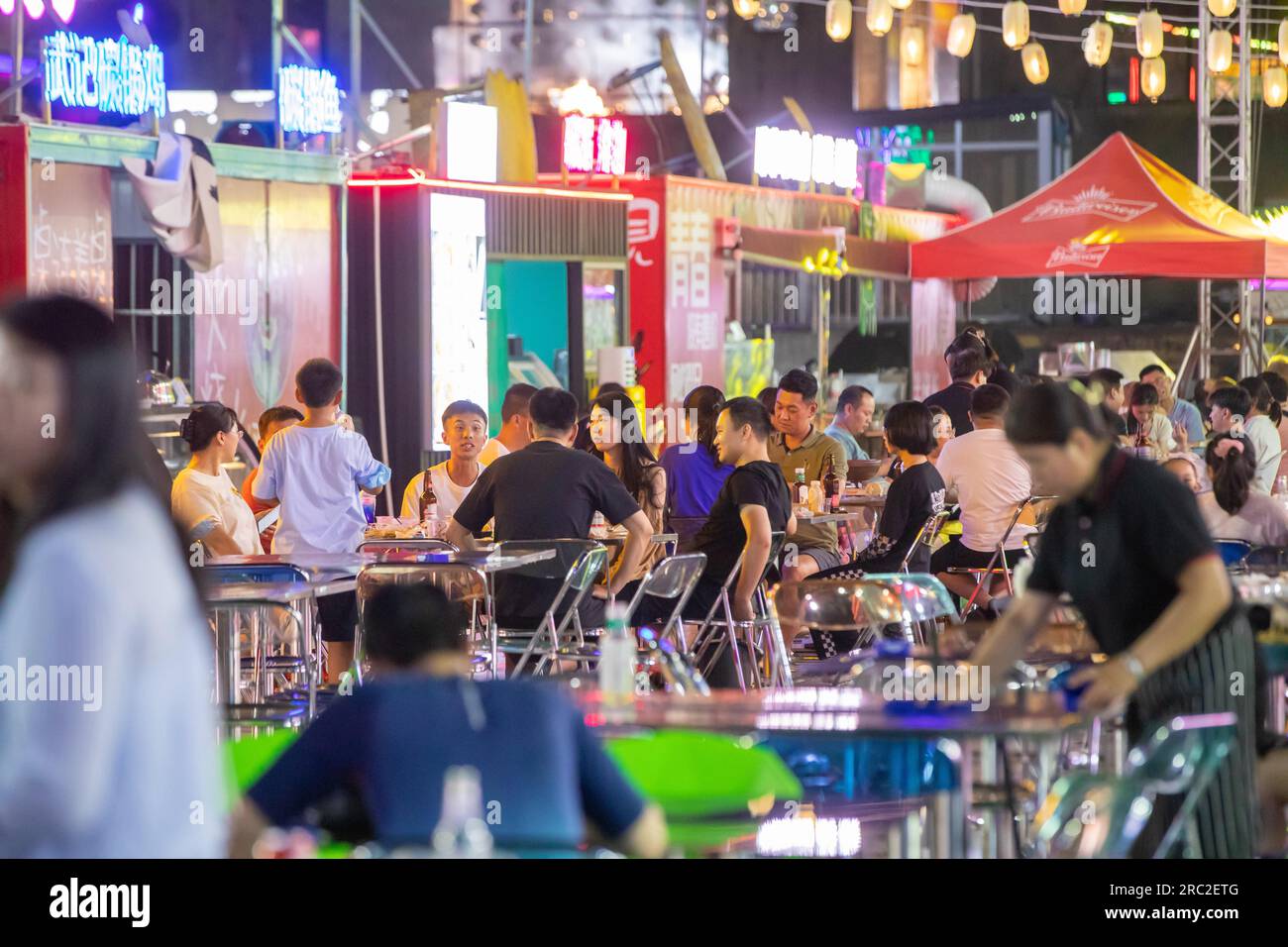 People experience Zibo barbecue at a night market in Zhengzhou City ...