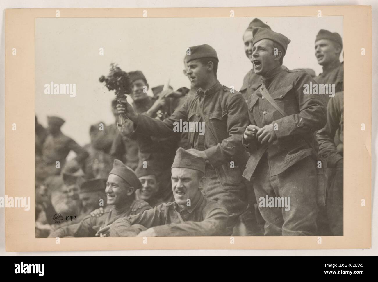 Soldiers loading artillery shells during World War One Stock Photo - Alamy