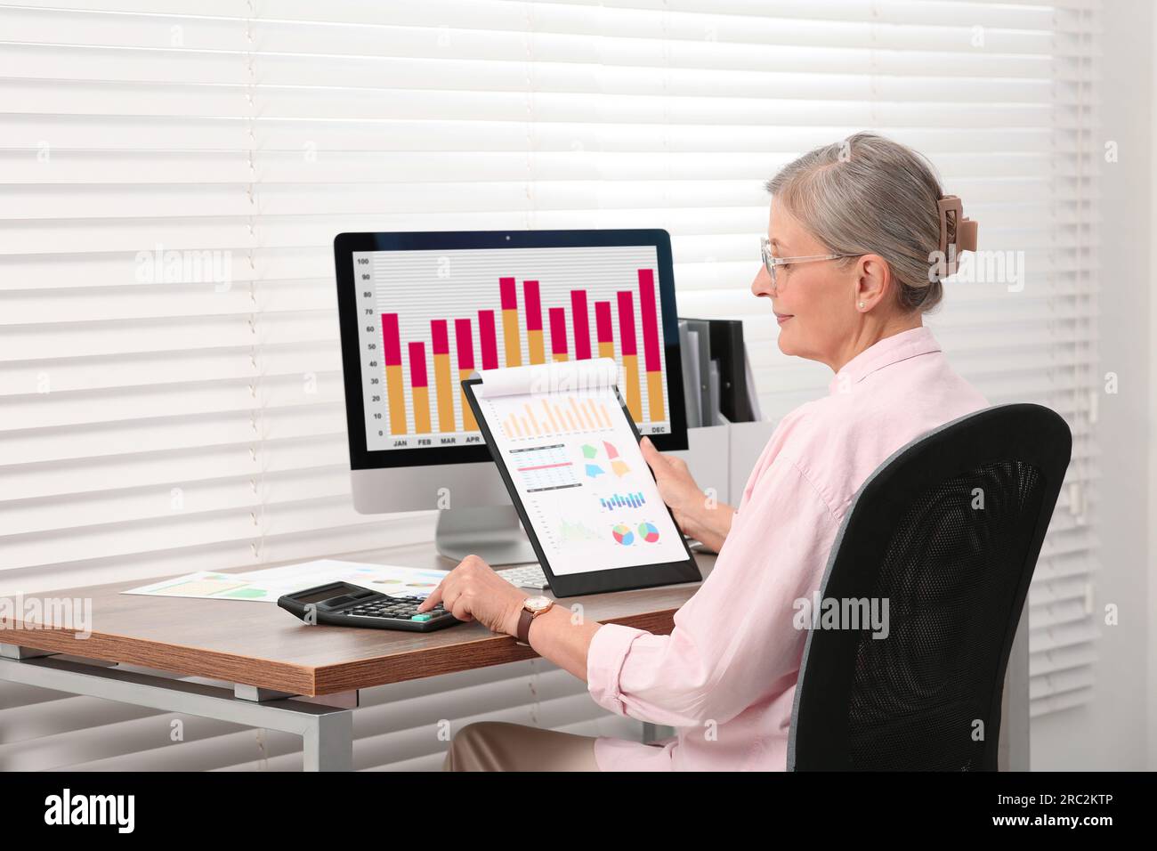 Audit senior hi-res stock photography and images - Alamy