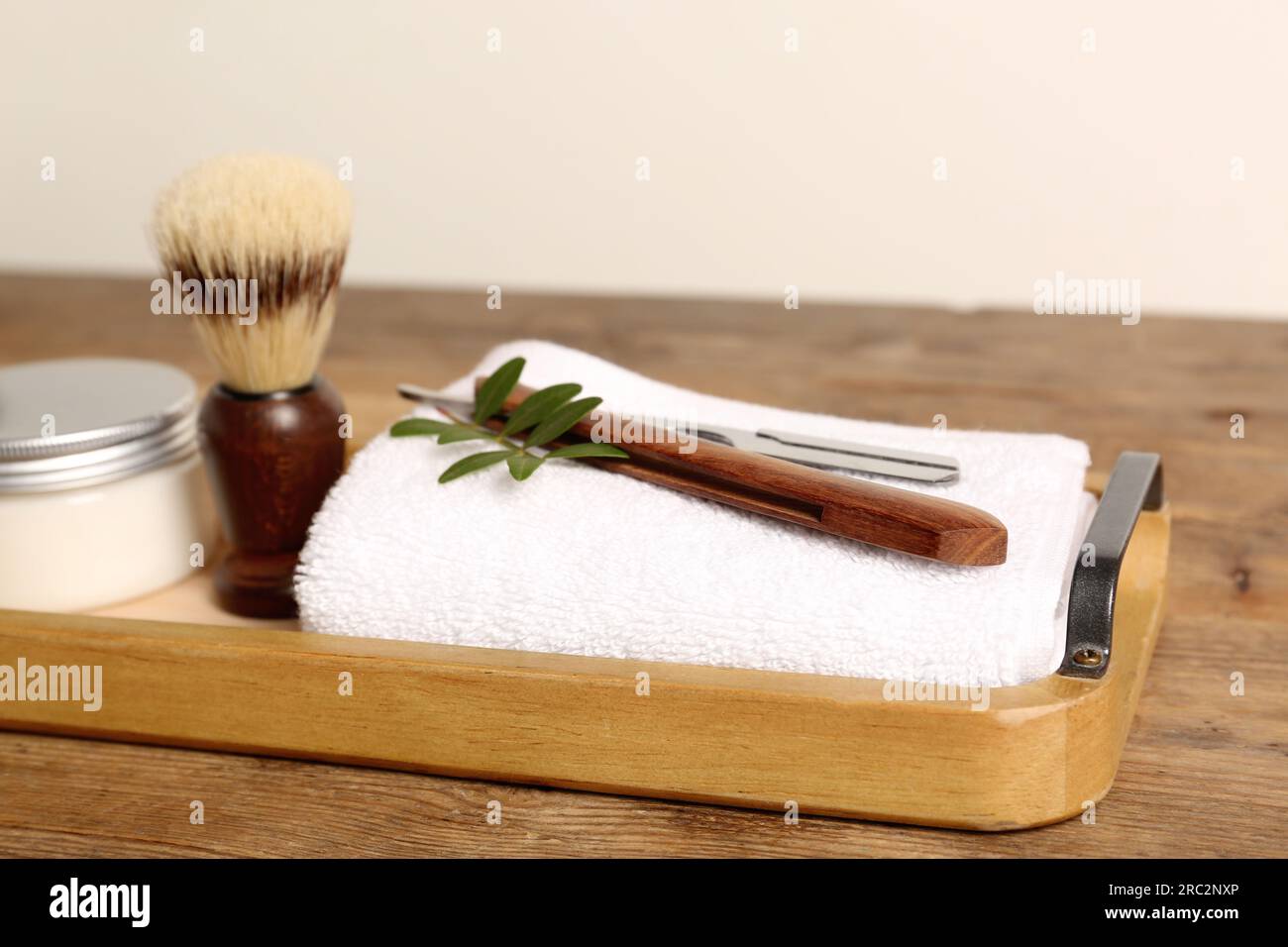 Set of men's shaving tools on wooden tray Stock Photo - Alamy