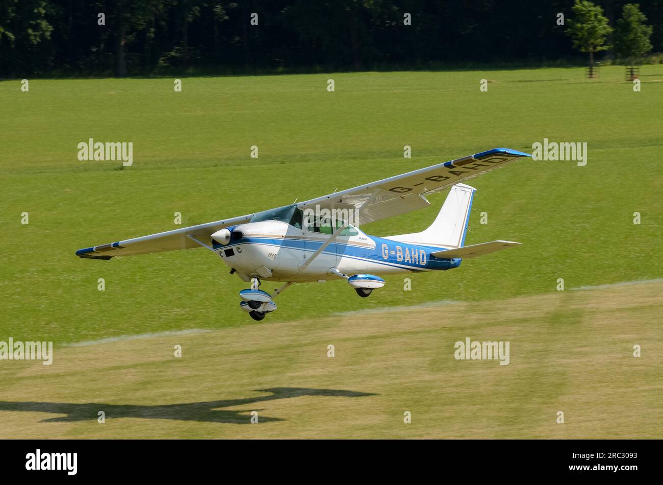 Cessna 182P Skylane plane taking off at Heveningham countryside grass ...