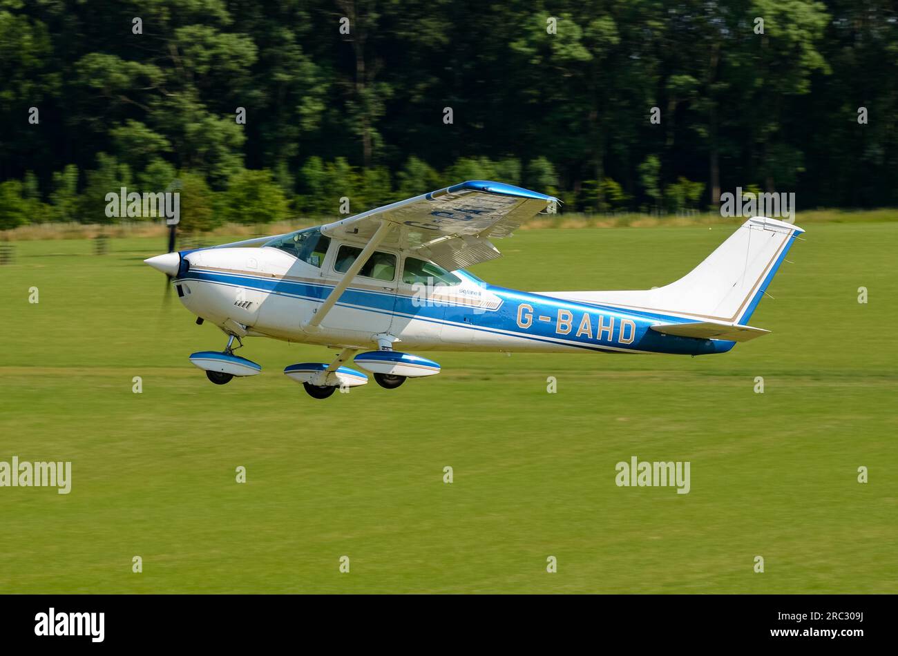 Cessna 182P Skylane plane taking off at Heveningham countryside grass ...
