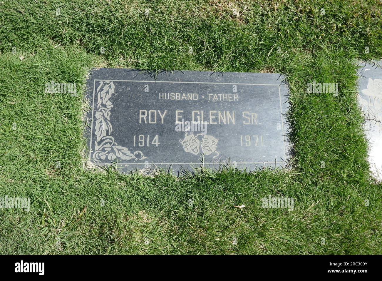 Inglewood, California, USA 11th July 2023 Actor Roy E.Glenn Sr. Grave at Inglewood Park Cemetery ...