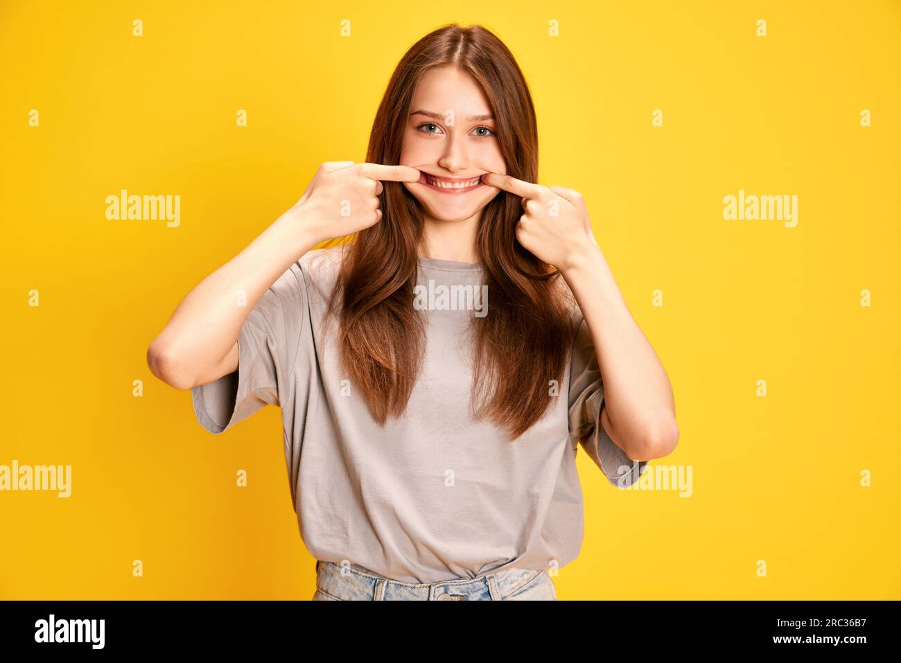 Portrait of young perry girl, student in casual clothes posign with ...