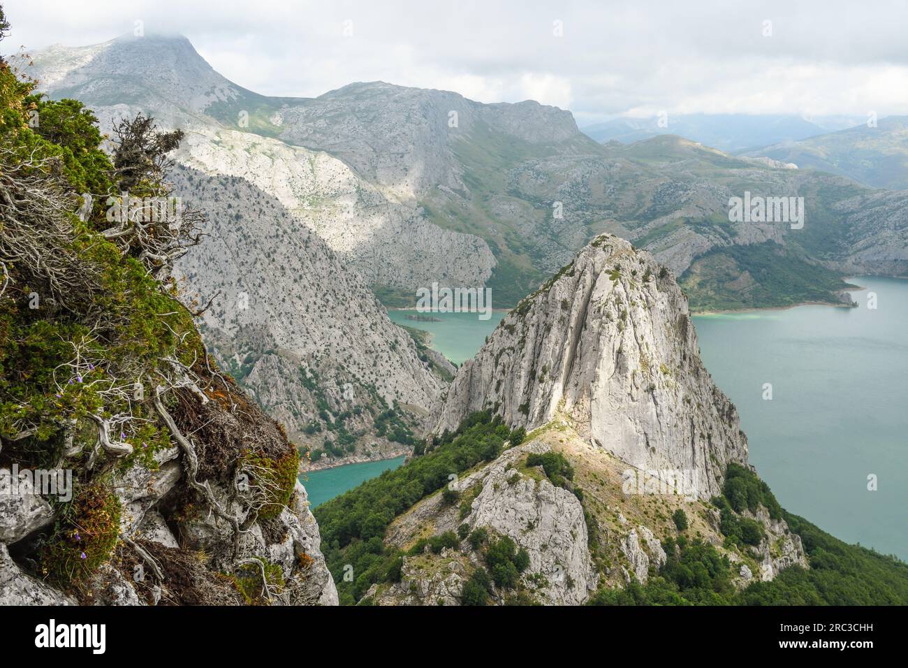 Views of the Riaño reservoir from the Gilbo Peak Stock Photo - Alamy