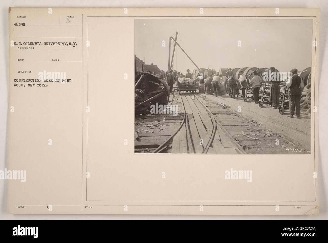 Construction workers carrying out various tasks at Fort Wood in New ... Construction workers carrying out various tasks at Fort Wood in New ...