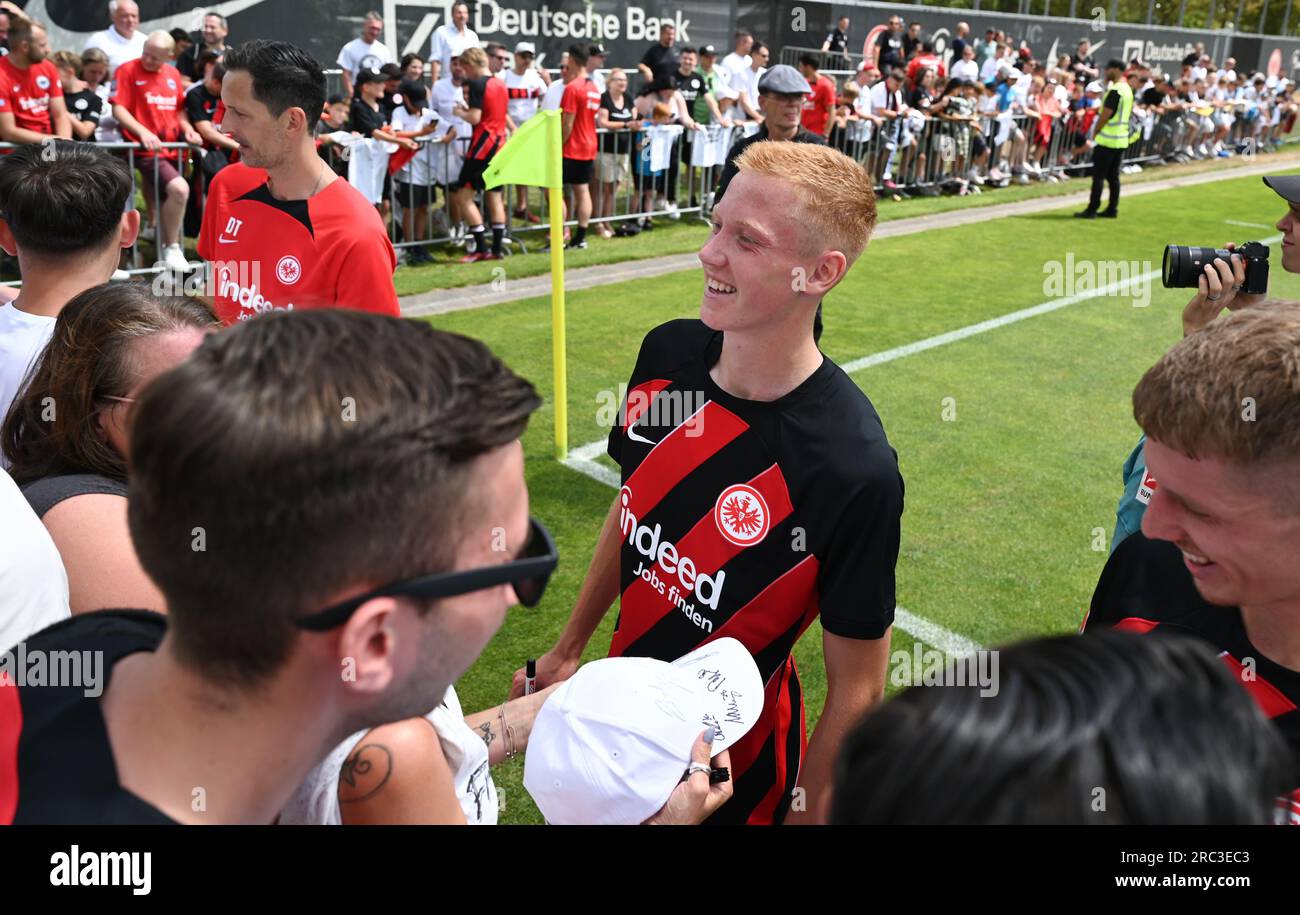 12 July 2023, Hesse, Frankfurt/Main: New head coach Dino Toppmöller (l ...