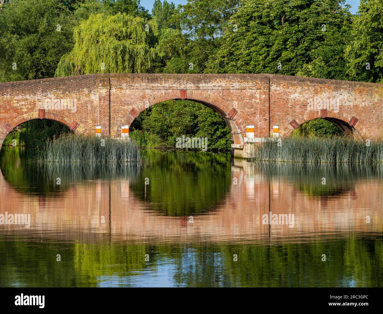 Sonning Bridge and Landscape, River Thames, Berkshire, England, UK, GB ...