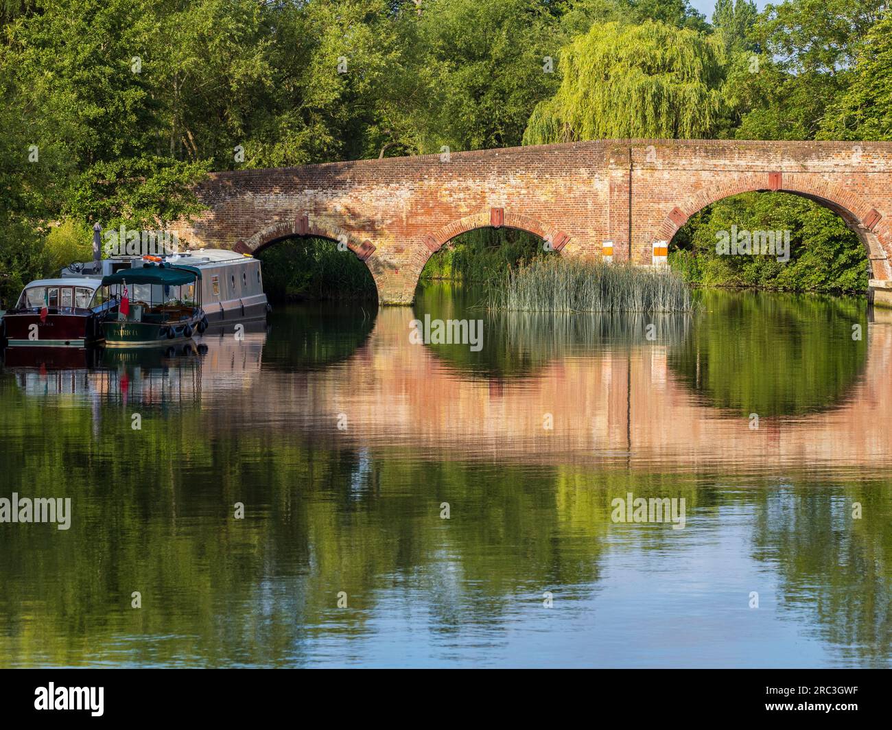 Sonning Bridge and Landscape, River Thames, Berkshire, England, UK, GB ...