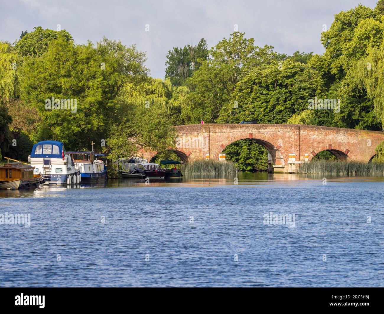 Sonning Bridge and Landscape, River Thames, Berkshire, England, UK, GB ...