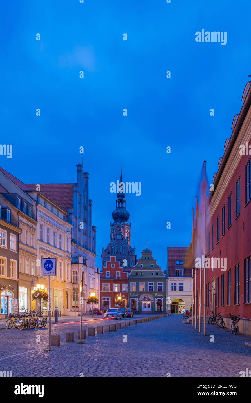 Fish market square hi-res stock photography and images - Alamy