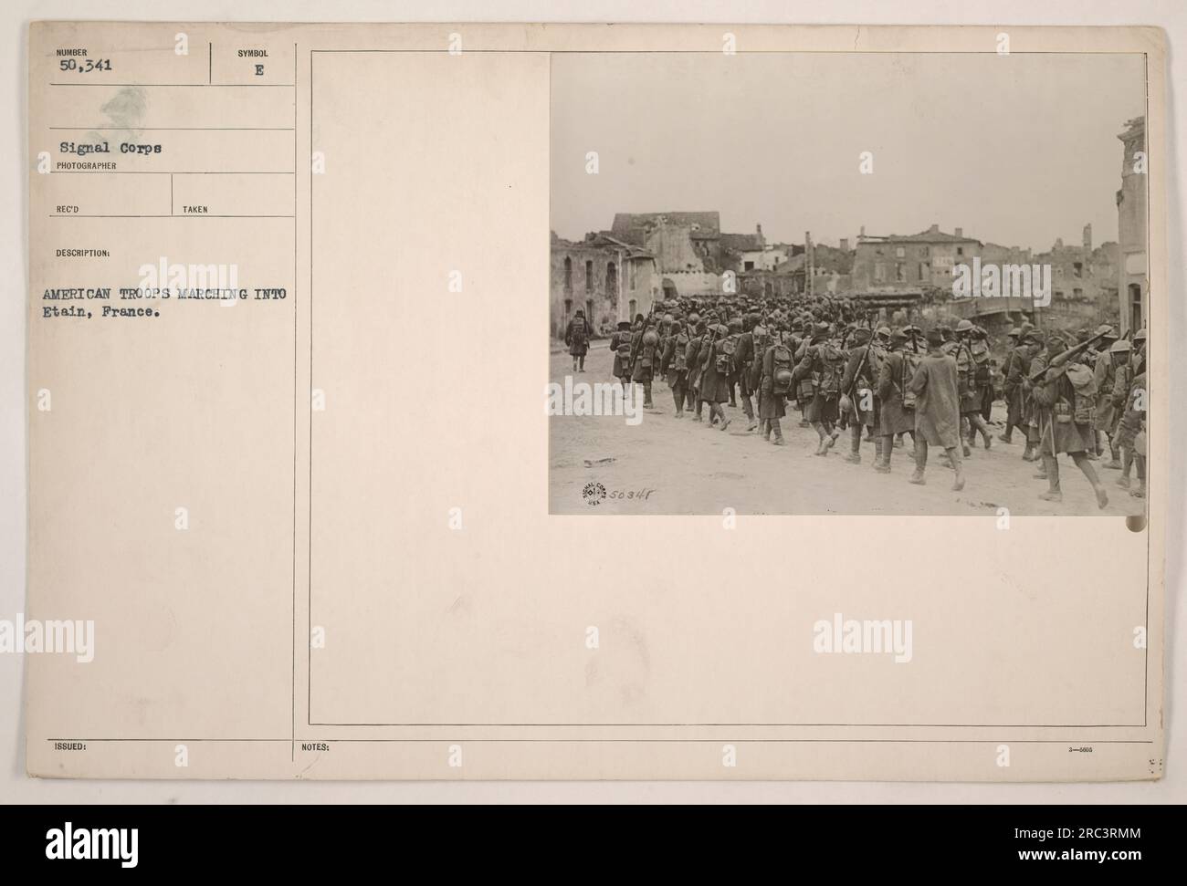 American troops make their way into Etain, France during World War One ...