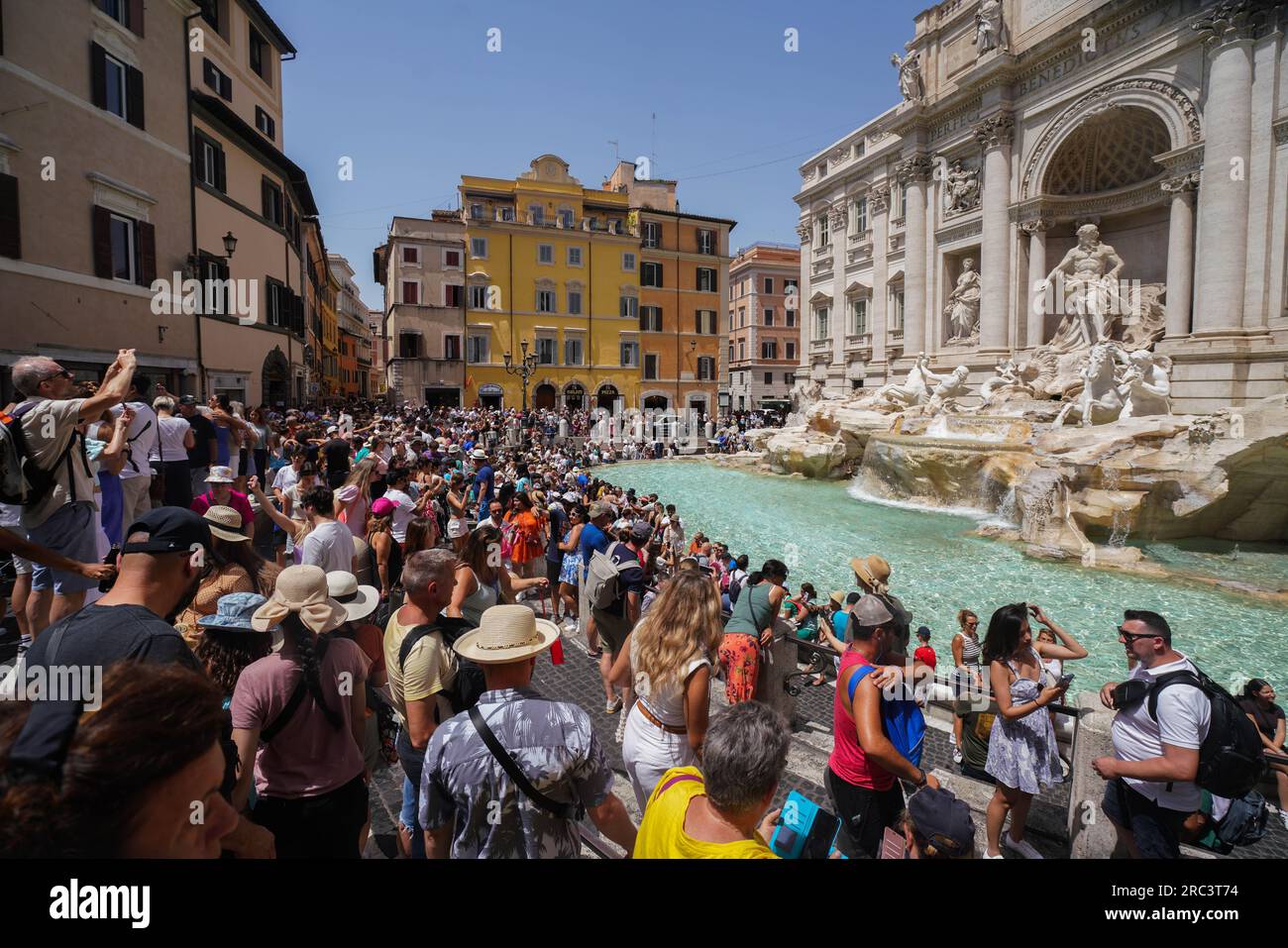 Rome, Italy. 12 July 2023 Large crowds of tourists cool off at the ...