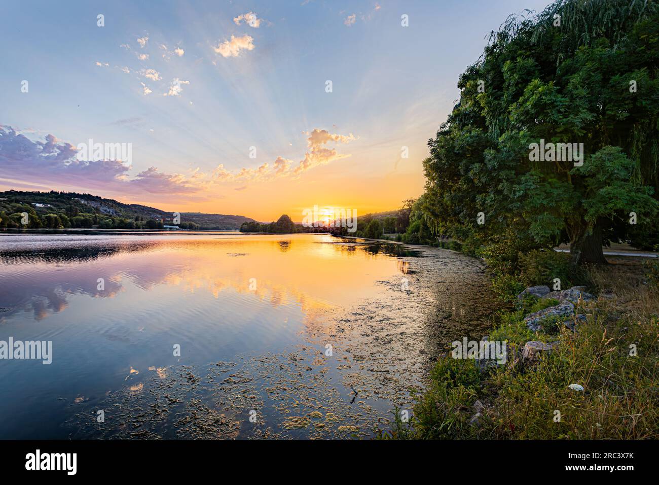 Reflet dans le lac soleil hi-res stock photography and images - Alamy