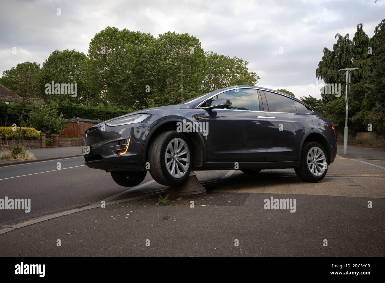 Tesla gets trapped after accidentally driving over a roadside bollard ...