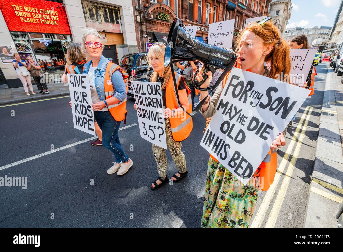 Just stop oil lora johnson hi-res stock photography and images - Alamy