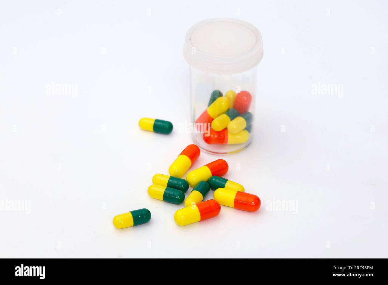 Medicine capsule on white background. Scattered capsules medicine Stock ...