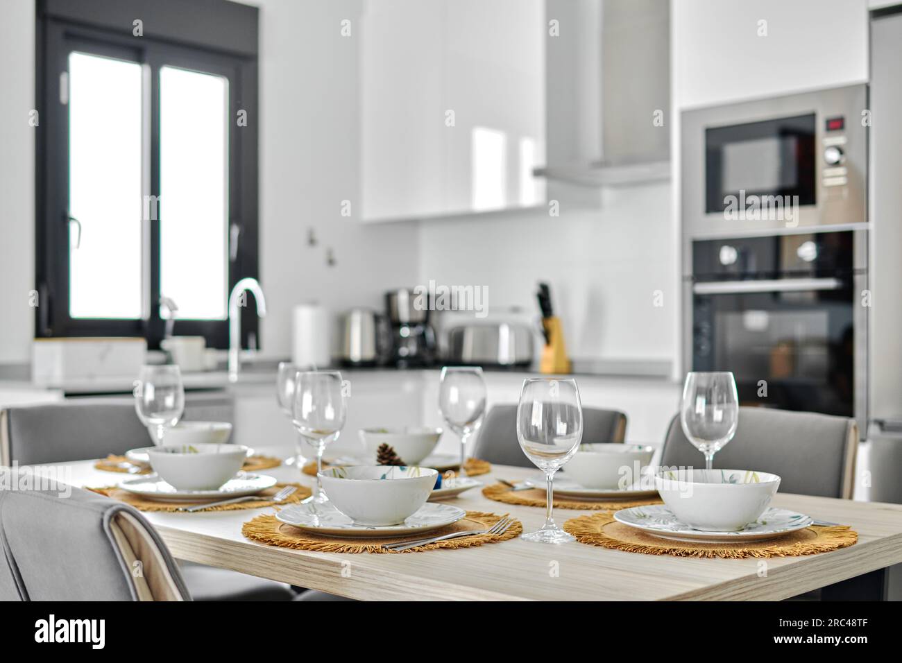 Guests dinner house hi-res stock photography and images - Alamy