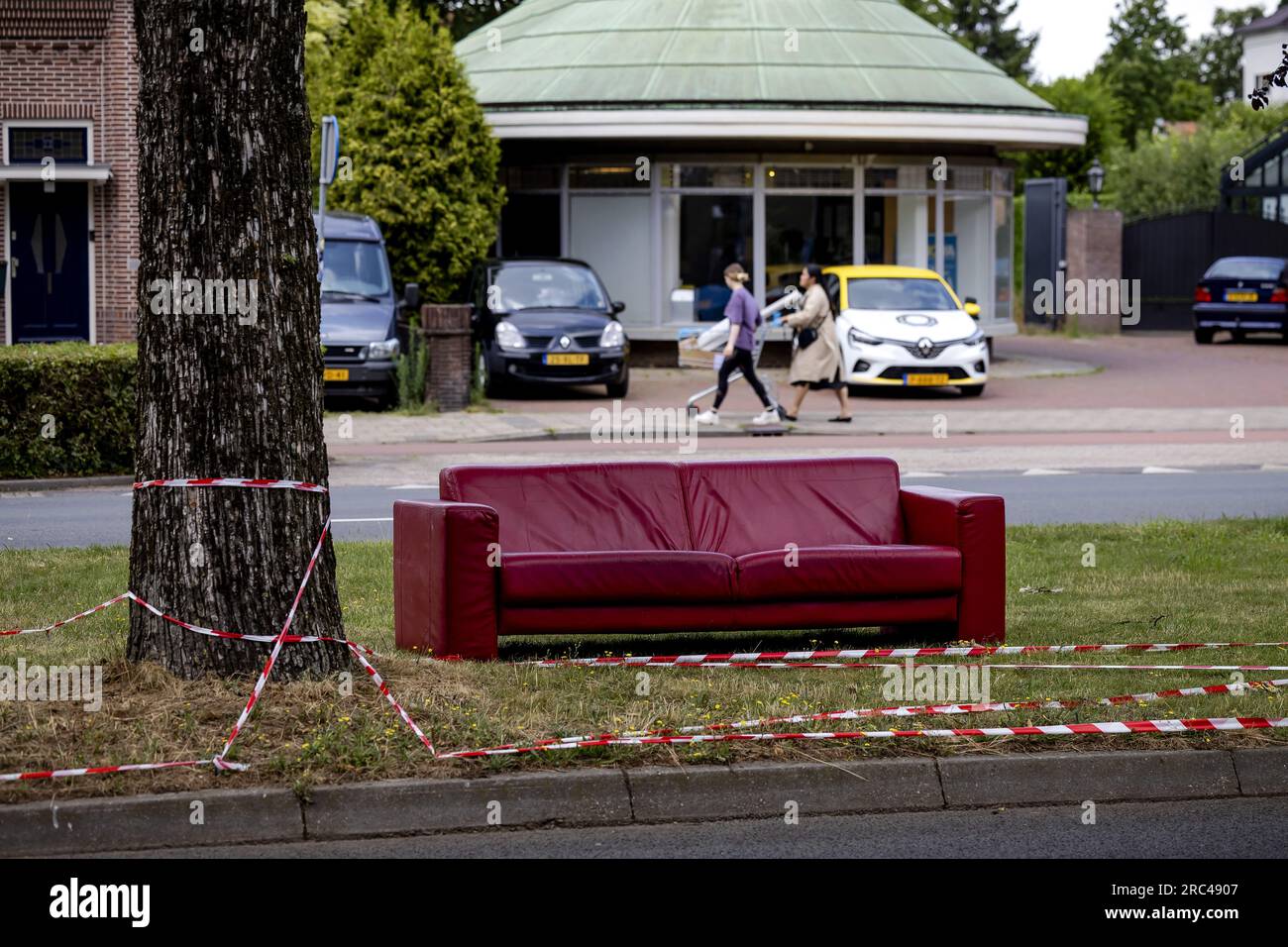 NIJMEGEN - Spectators mark off their spots with ribbons in the run-up ...