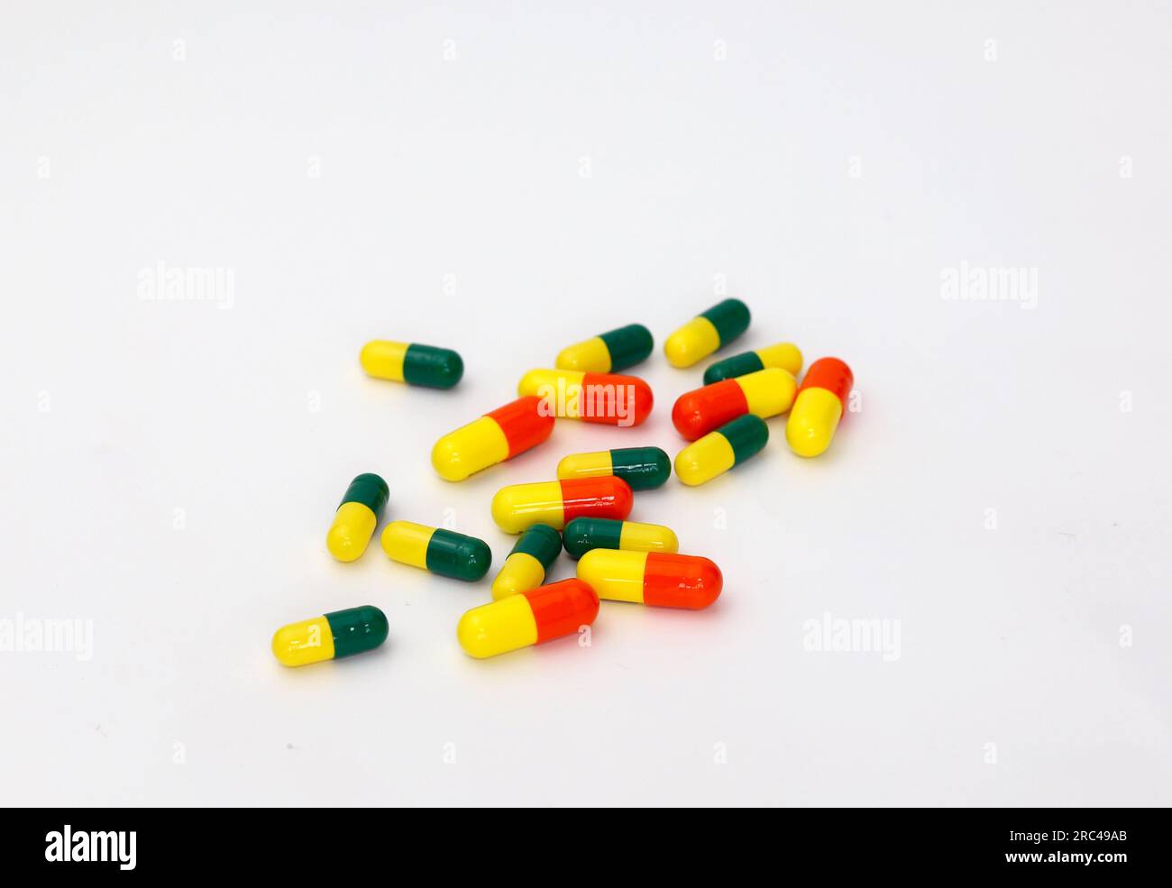 Medicine capsule on white background. Scattered capsules medicine Stock ...