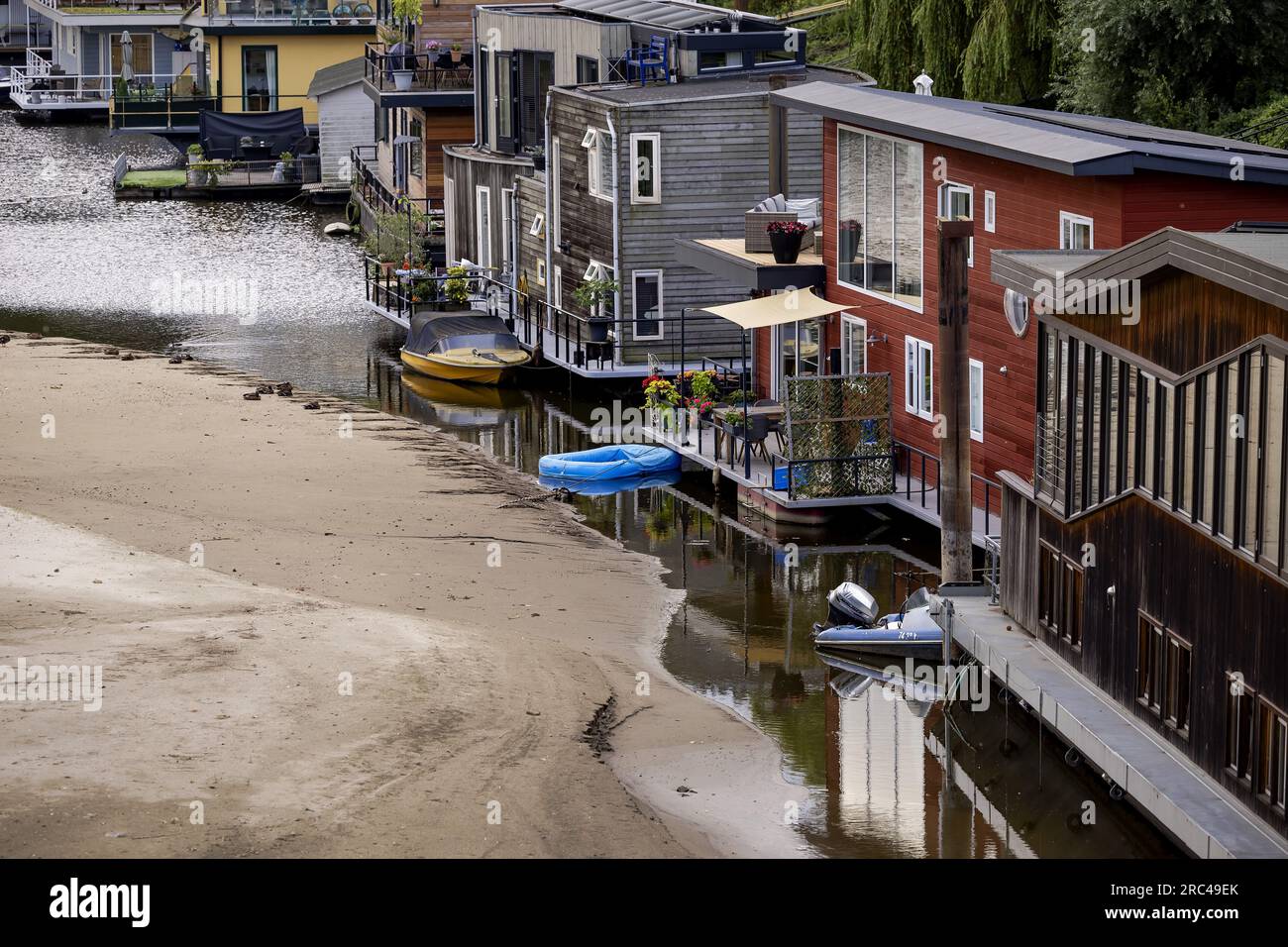 NIJMEGEN - Houseboats in a side arm of the Waal are almost on dry land ...
