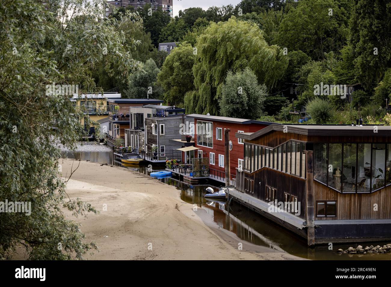 NIJMEGEN - Houseboats in a side arm of the Waal are almost on dry land ...