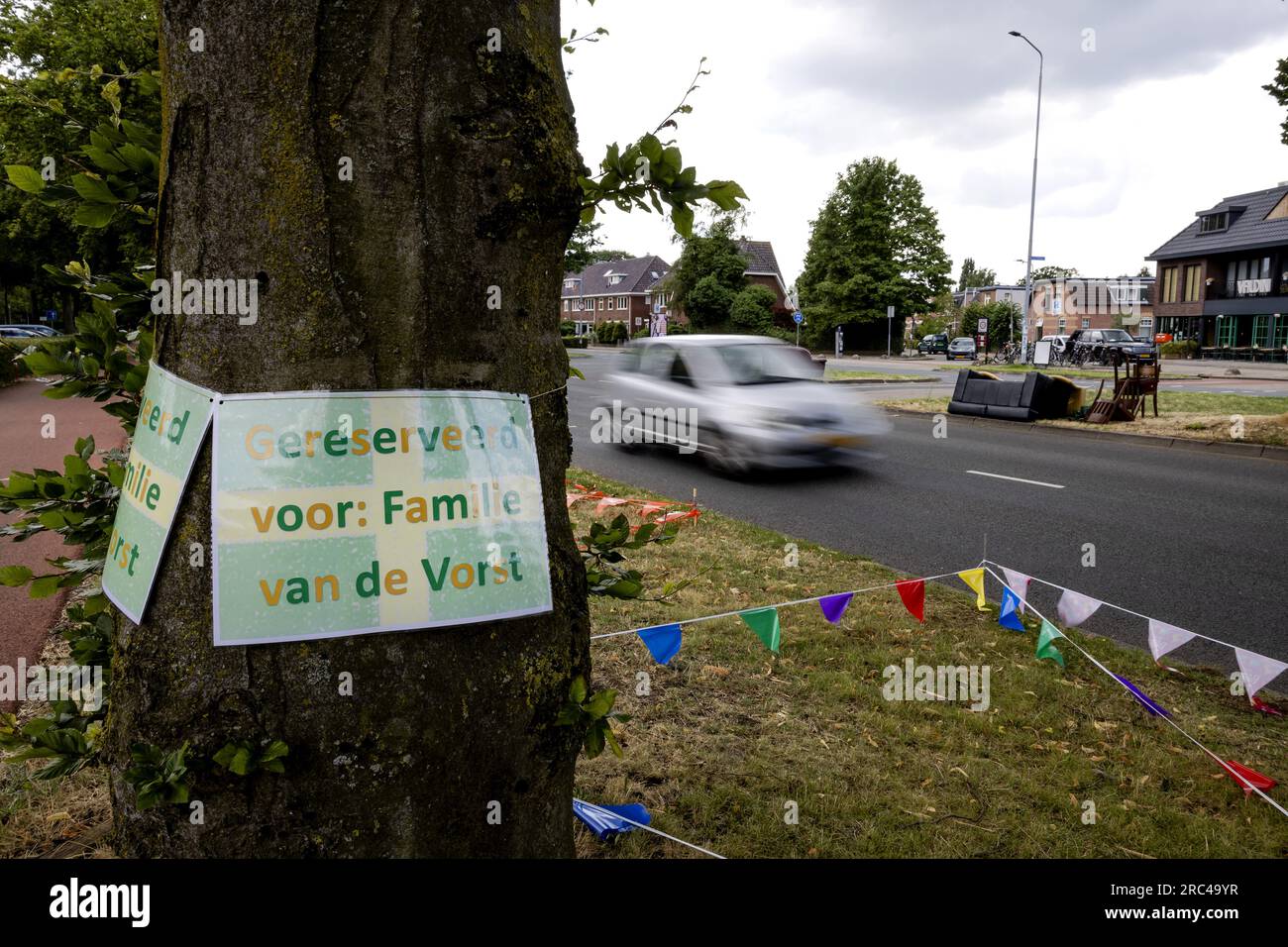 NIJMEGEN - Spectators mark off their spots with ribbons in the run-up ...