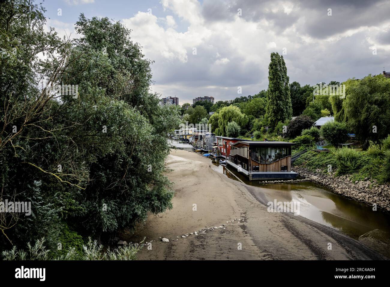 NIJMEGEN - Houseboats in a side arm of the Waal are almost on dry land ...