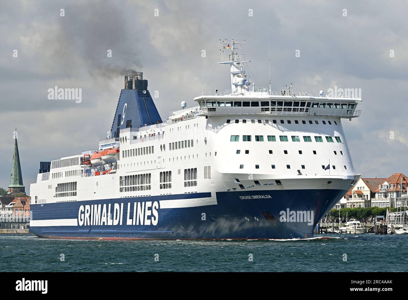 Grimaldi Lines' Ro-Pax-Ferry CRUISE ESMERALDA outbund from Lübeck ...