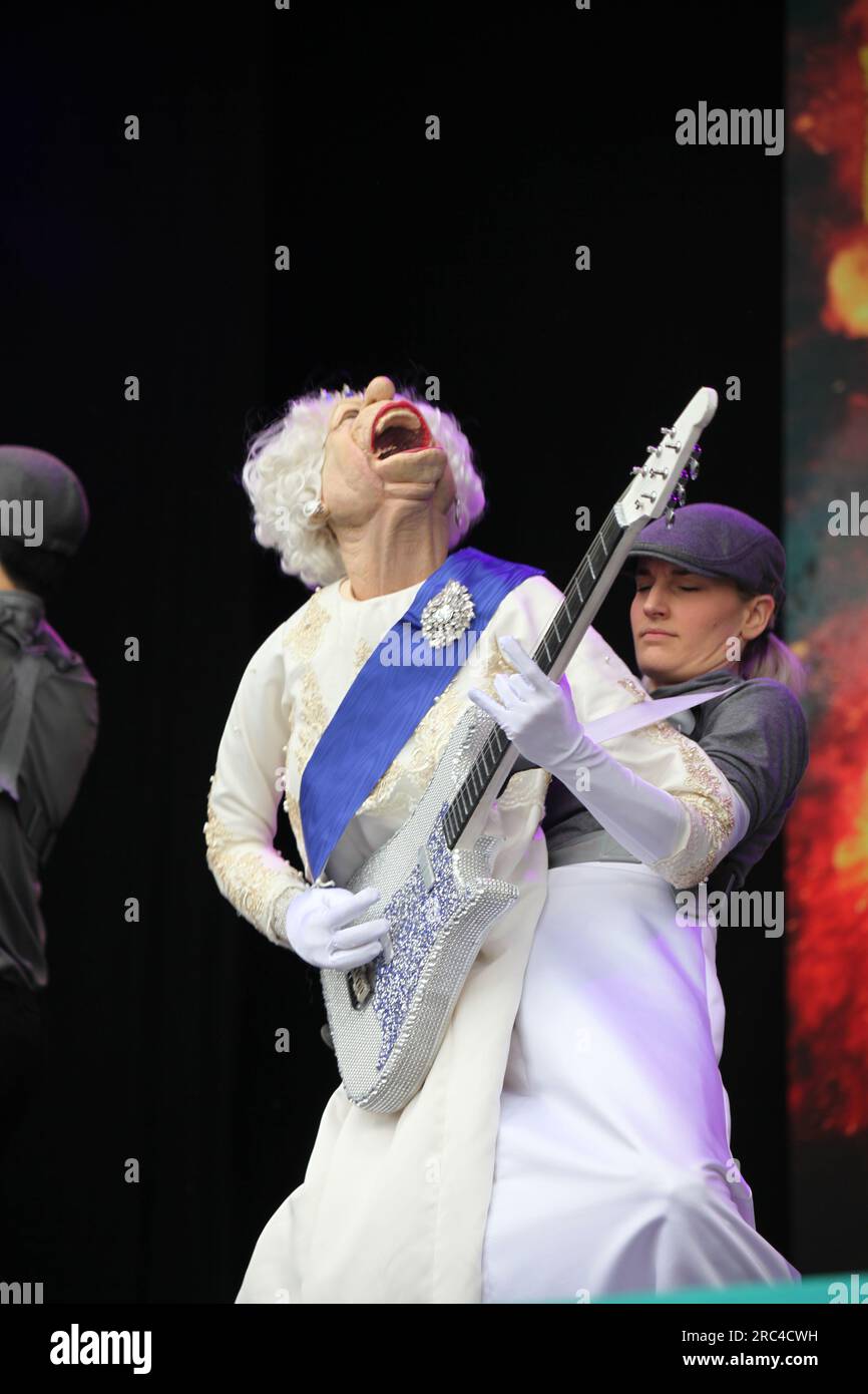 London. UK. Queen Elizabeth II puppet for Idiots Assemble: Spitting ...