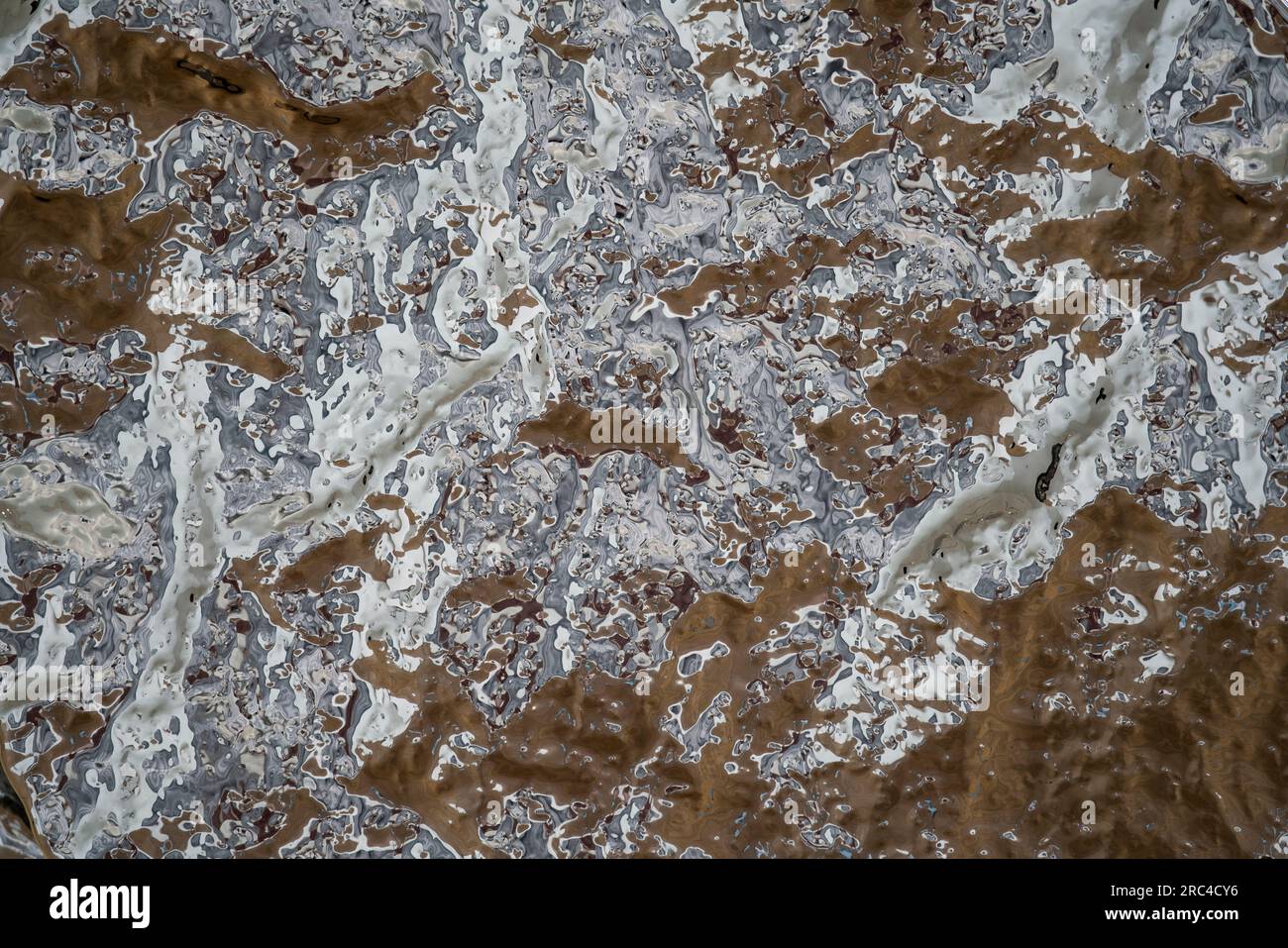 Reflective flowing liquid metal surface background Stock Photo - Alamy