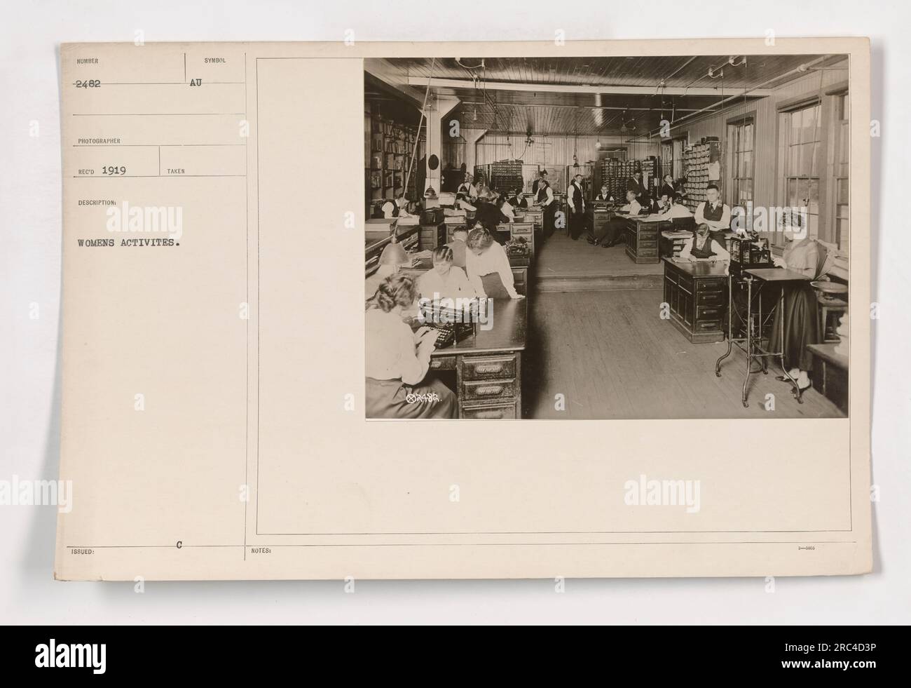 Image: Women working in a munitions factory during World War One ...
