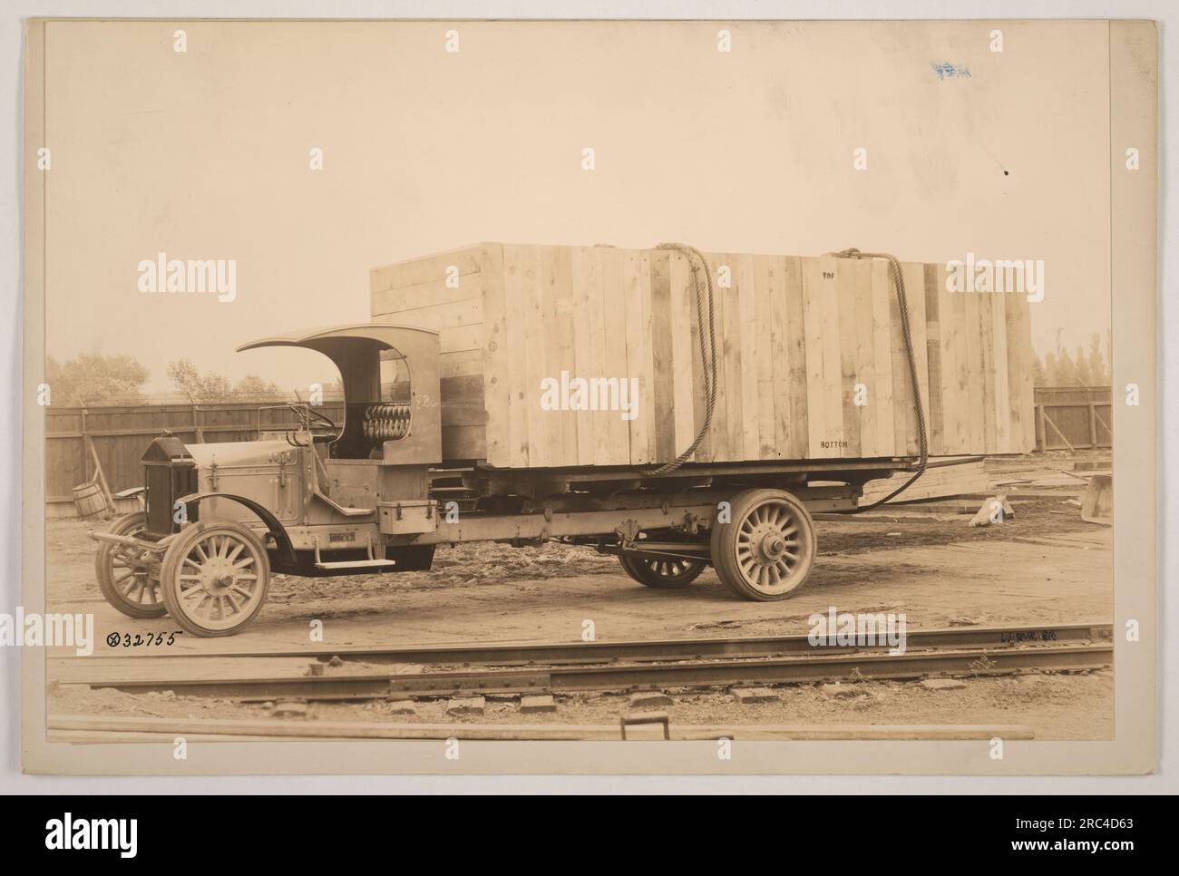 American soldiers work together hi-res stock photography and images - Alamy