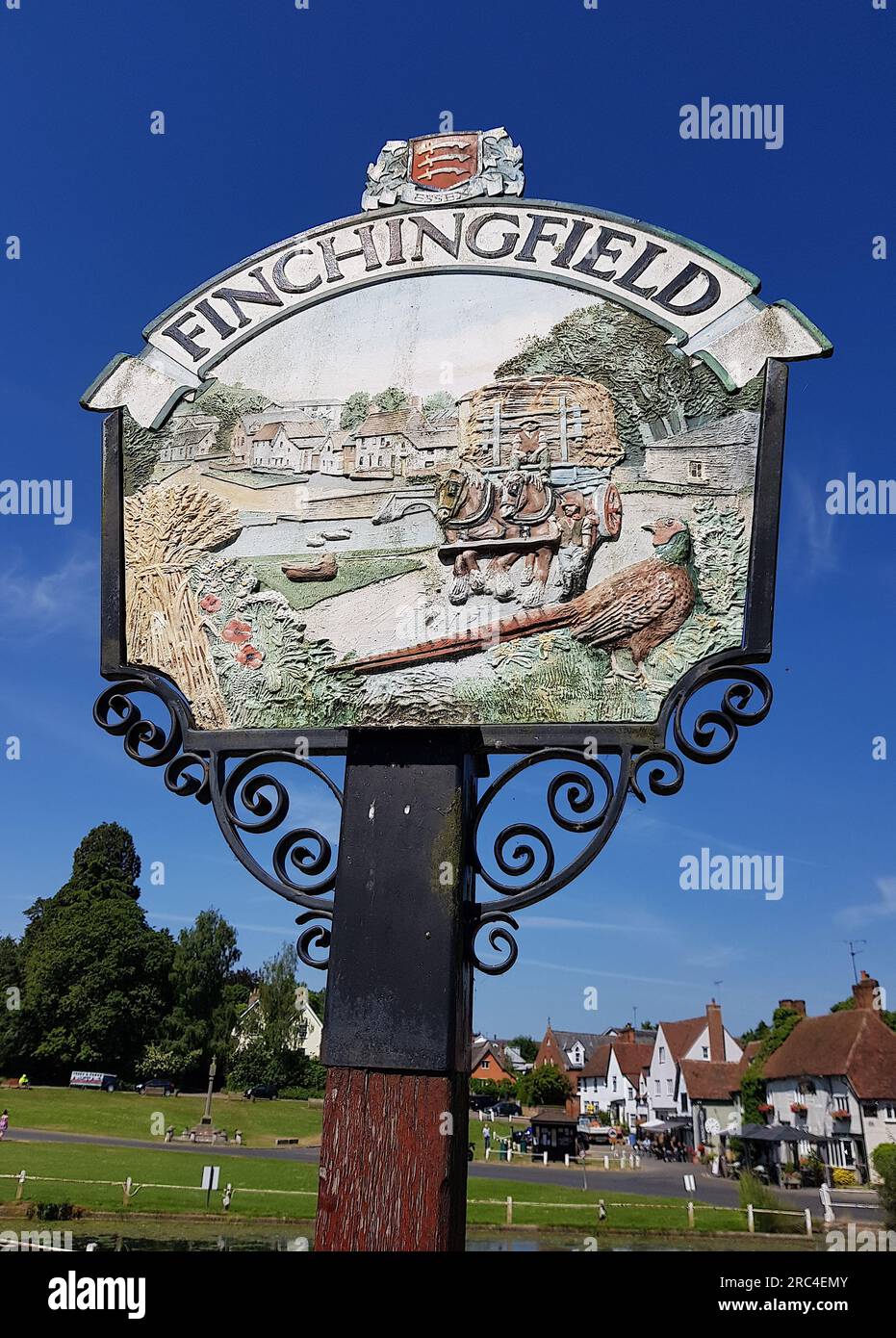 Cottages with hanging basket hi-res stock photography and images - Alamy