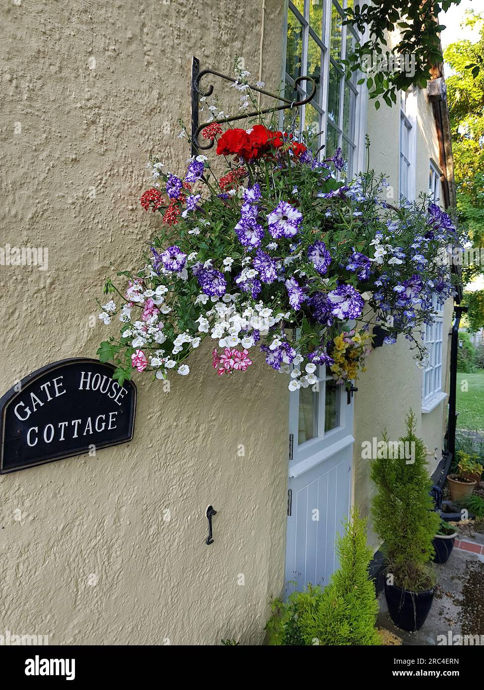 Cottages with hanging basket hi-res stock photography and images - Alamy