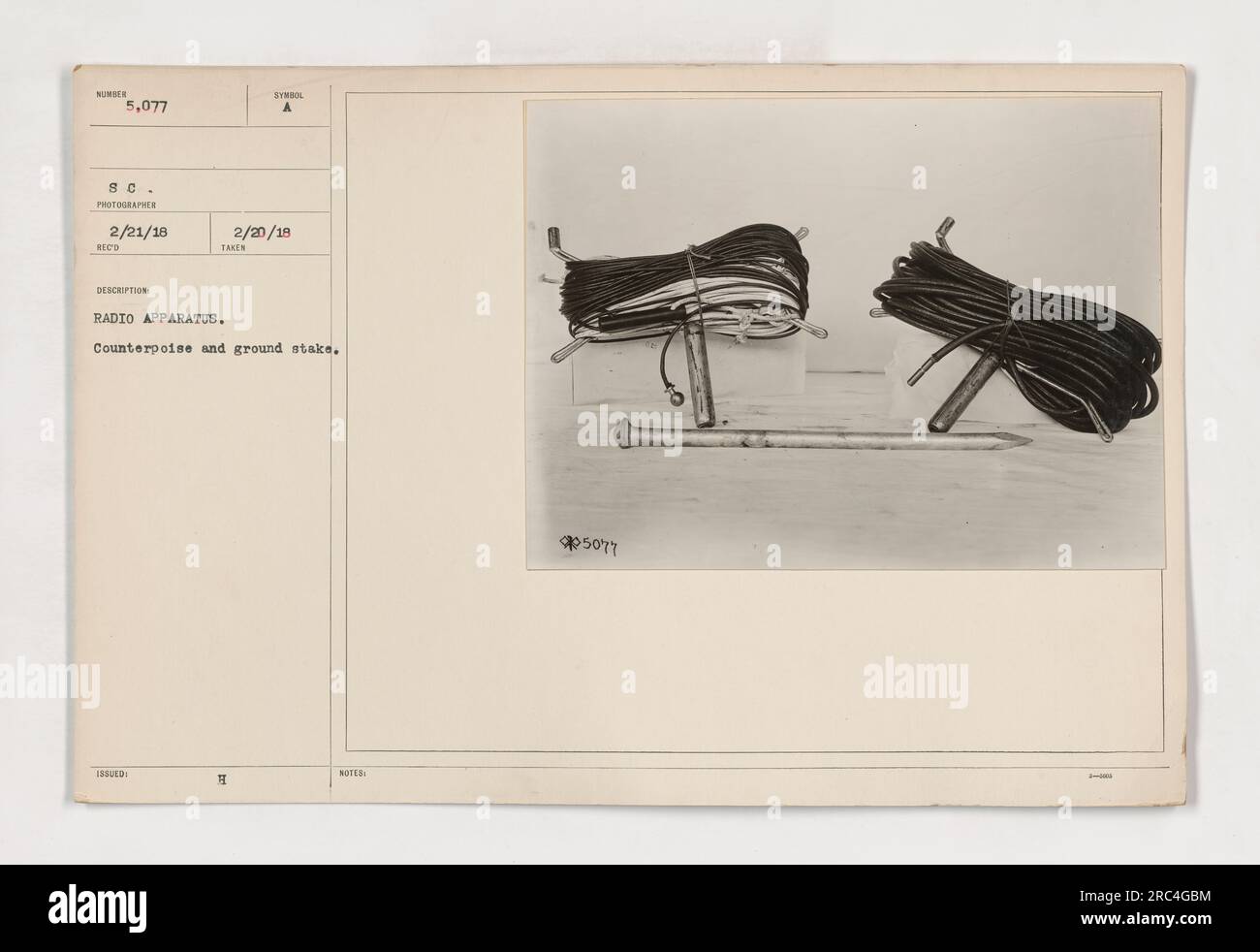 American soldiers setting up a radio apparatus during World War One ...