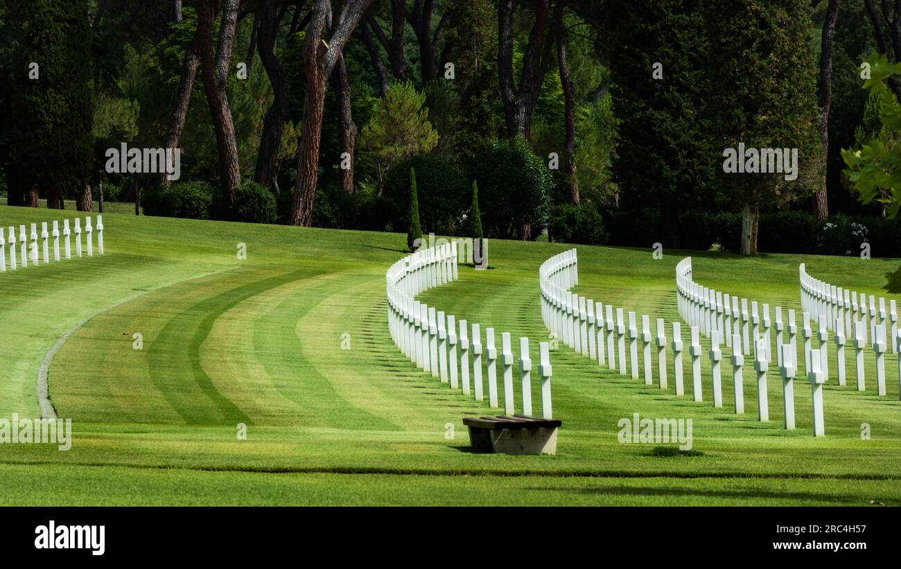 Rows of graves hi-res stock photography and images - Alamy