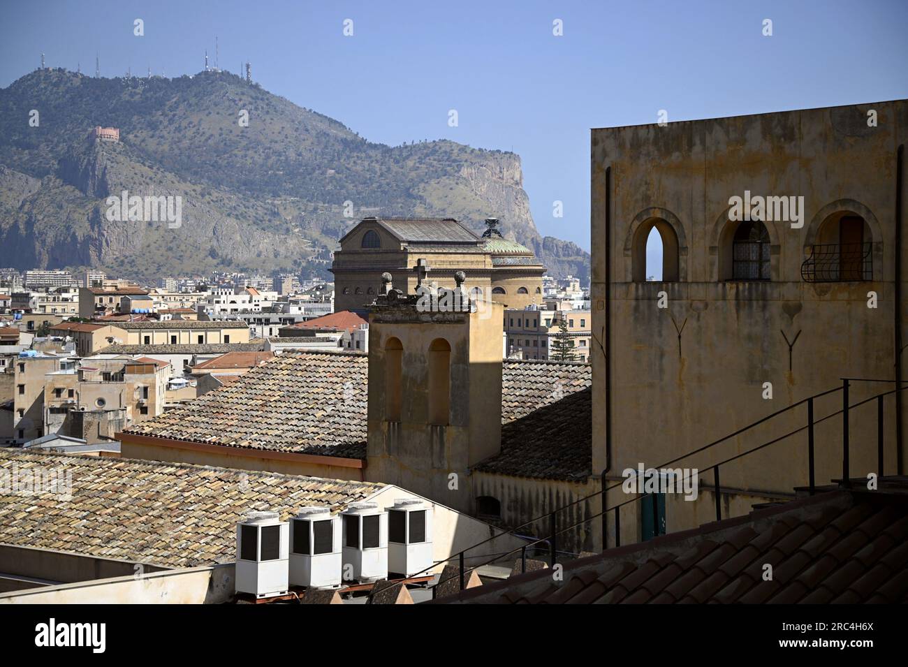 Palermo sicily street performer hi-res stock photography and images - Alamy