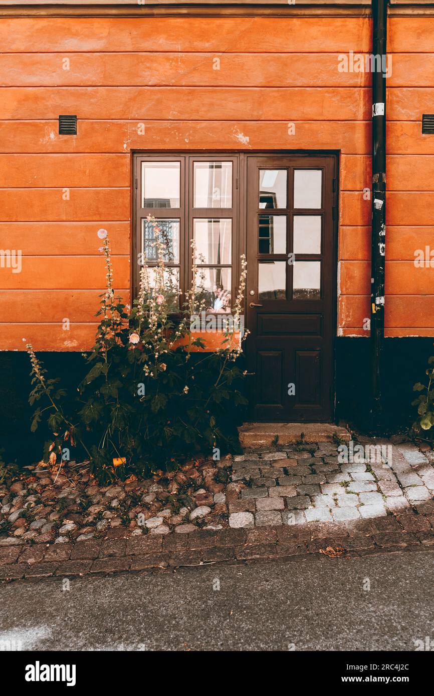 Very narrow door hi-res stock photography and images - Alamy