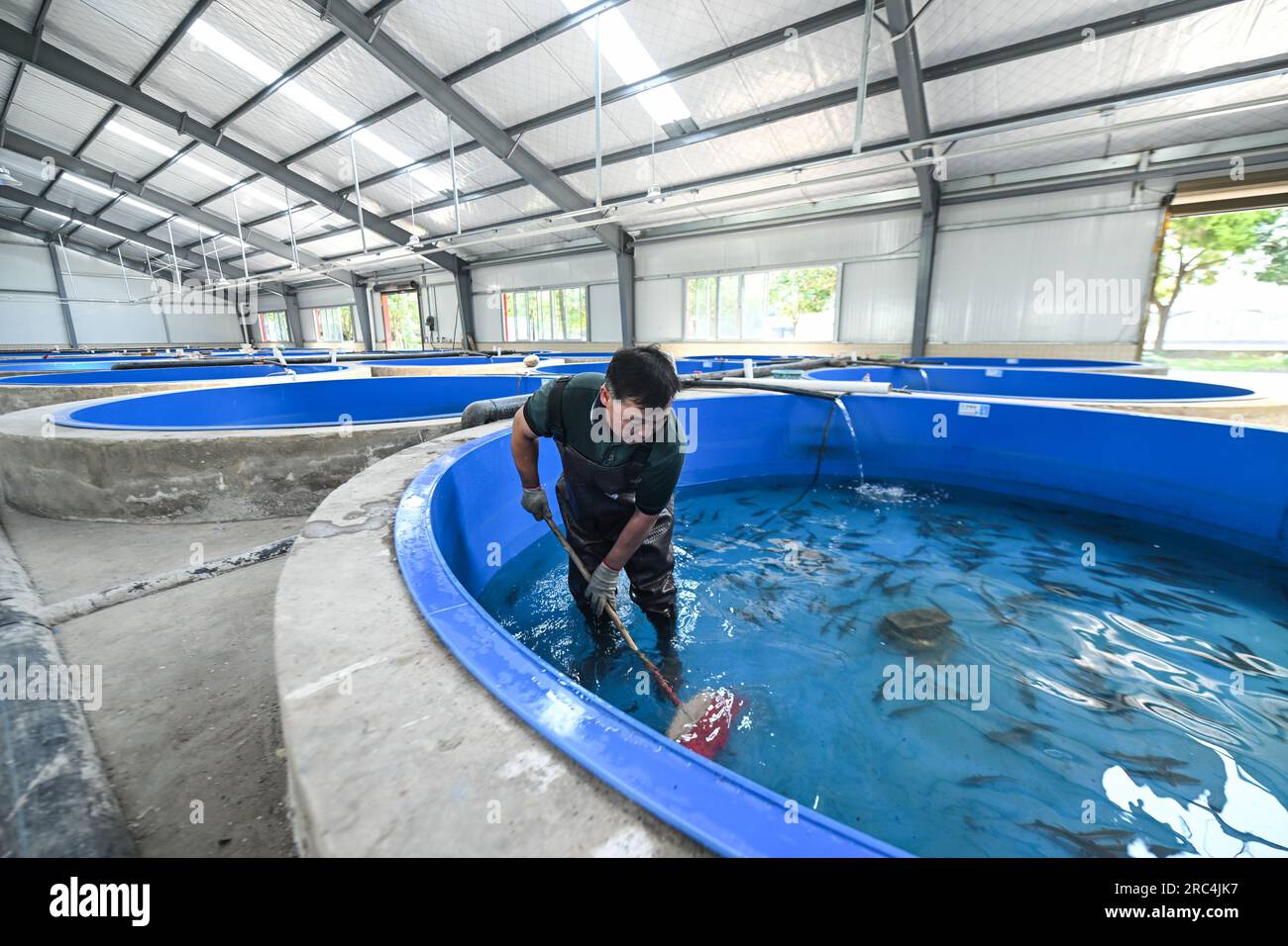 (230712) -- CHENGDU, July 12, 2023 (Xinhua) -- Zhou Liang cleans a ...