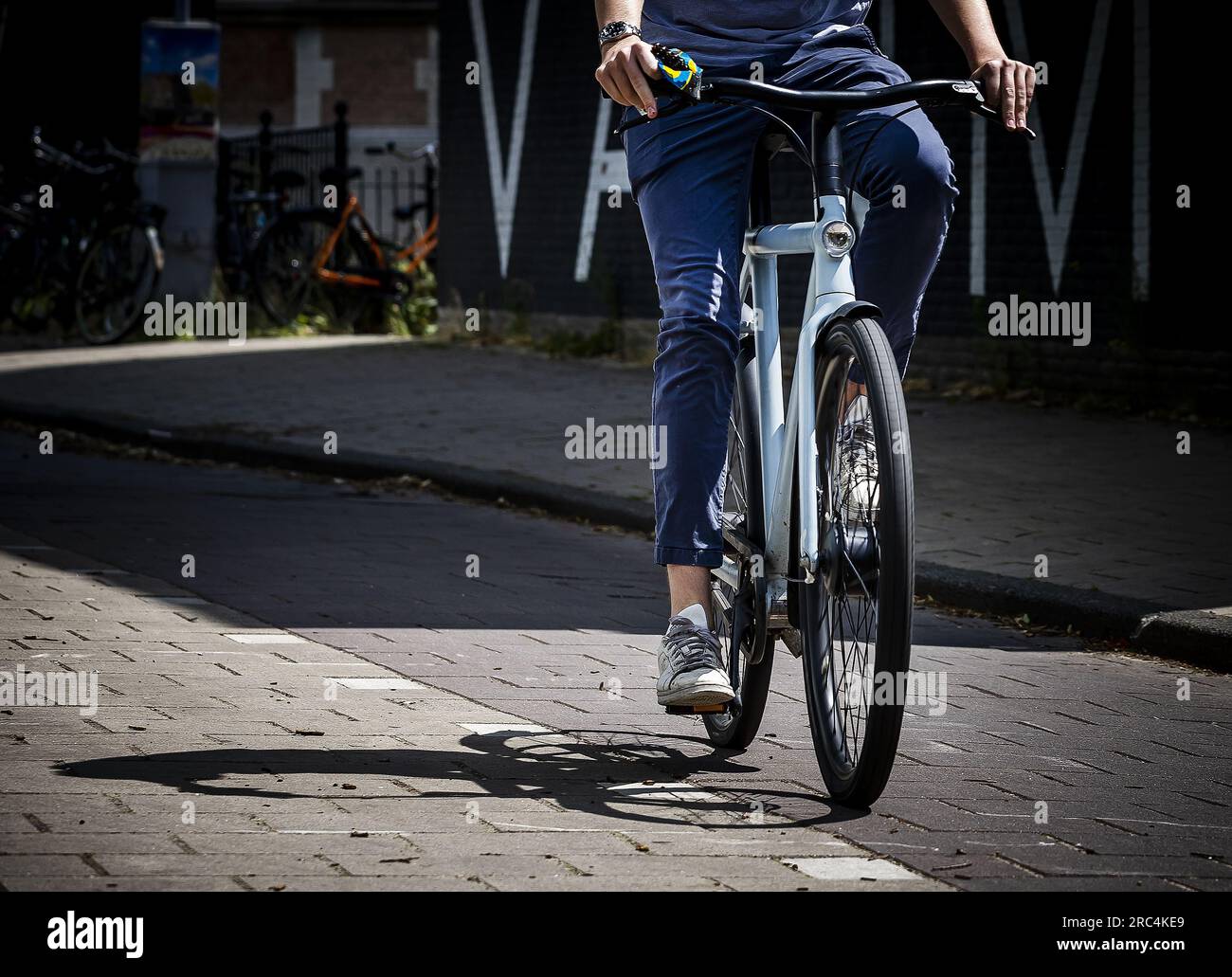AMSTERDAM - A VanMoof bicycle in the city. Dutch e-bike company VanMoof ...