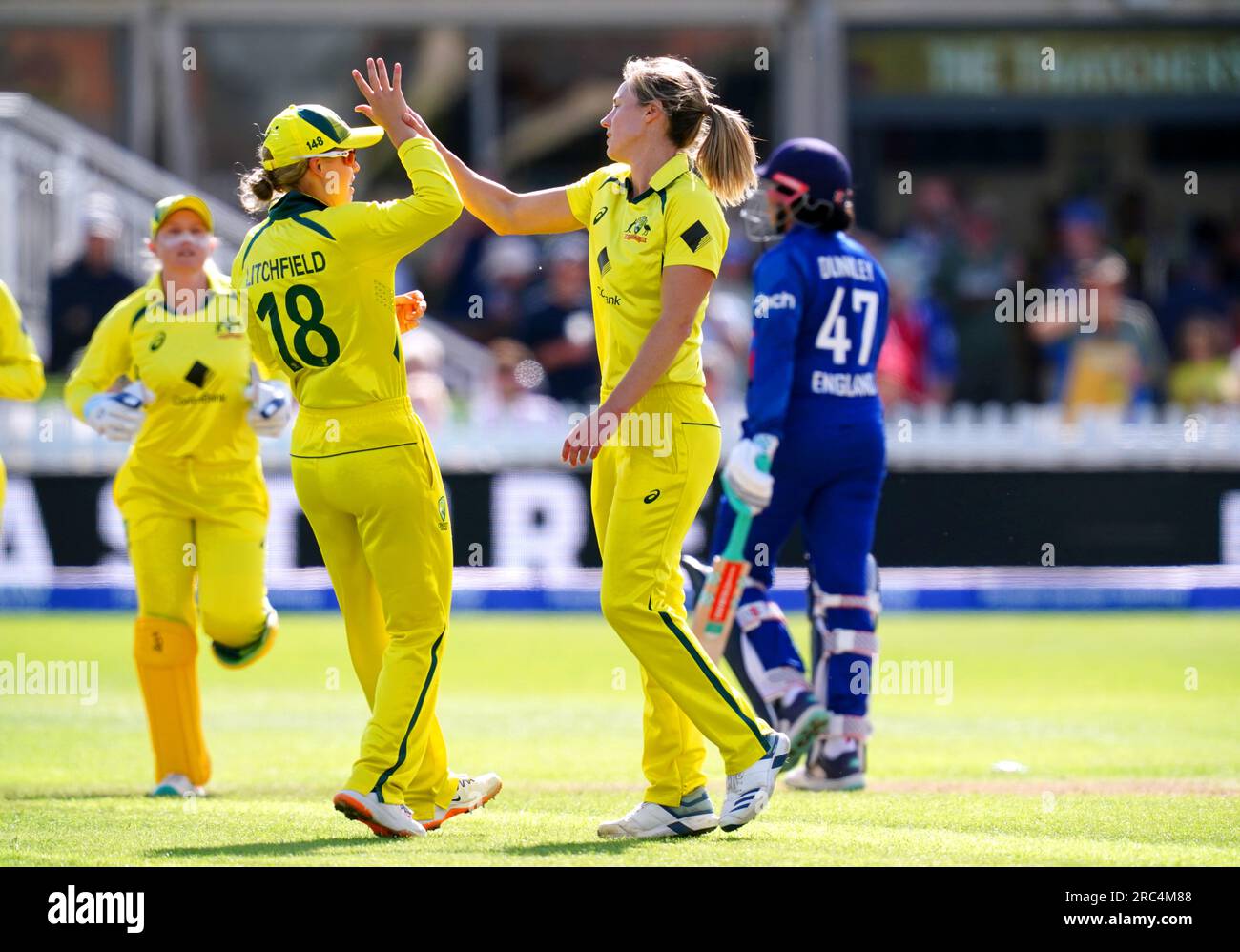 Ellyse perry bowling hi-res stock photography and images - Alamy