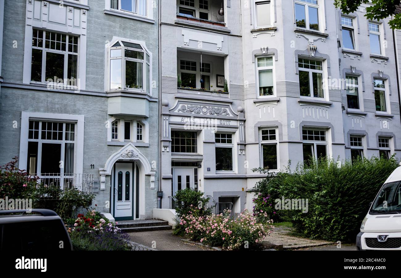 Kiel, Germany. 12th July, 2023. Roses grow outside the front door of ...